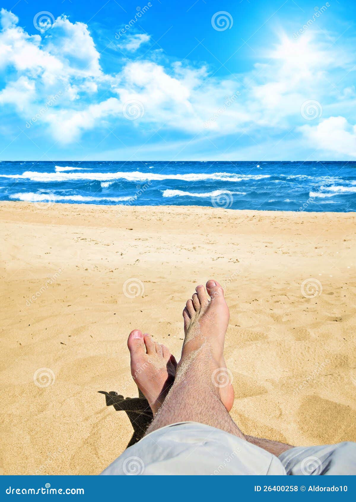 Entspannung Auf Dem Sonnigen Strand Stockfoto - Bild von lügen ...