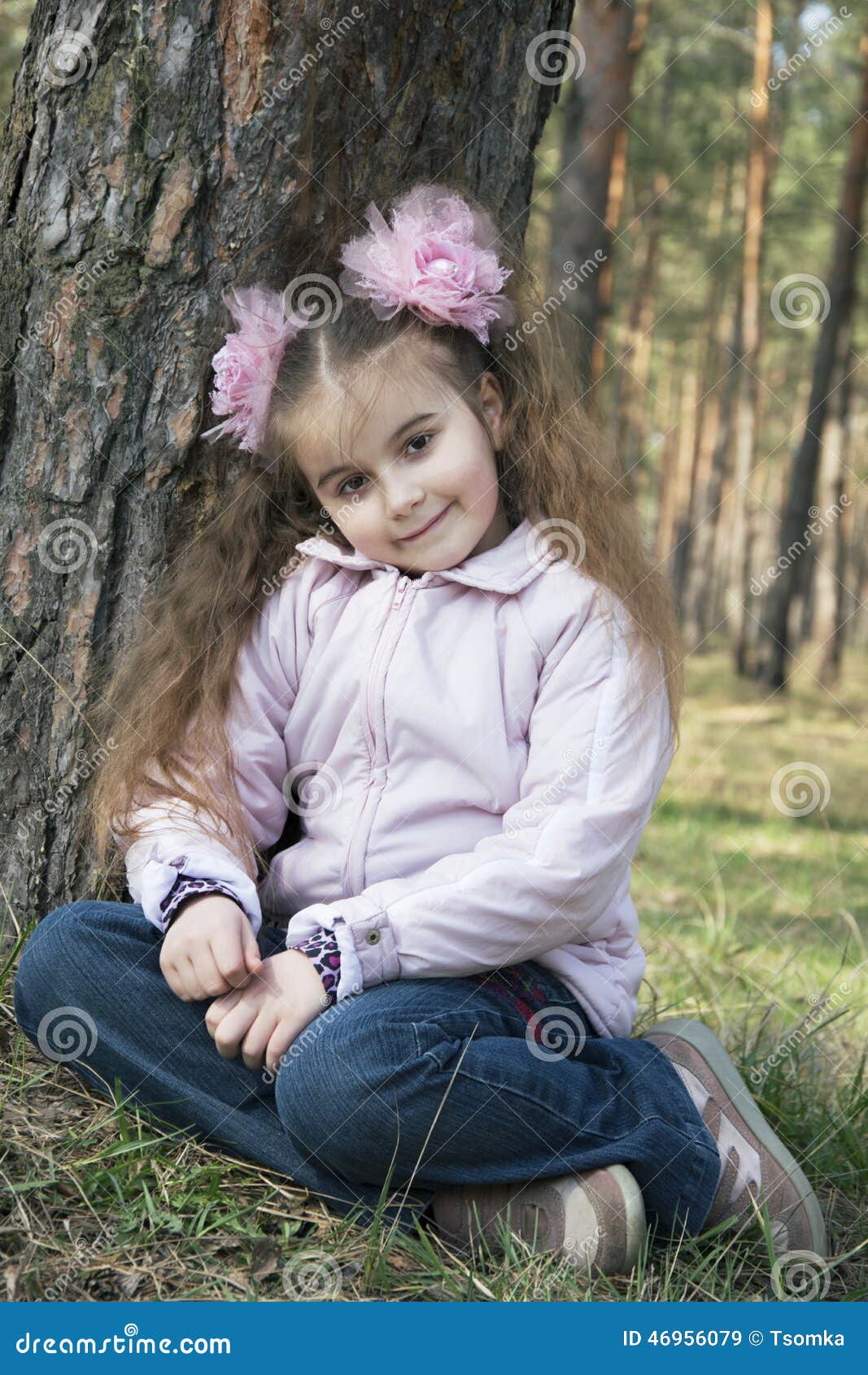 Entspringen Sie in Das Waldmädchen Mit Dem Langen Haar Mit Einem Großen Bogen Stockbild - Bild ...