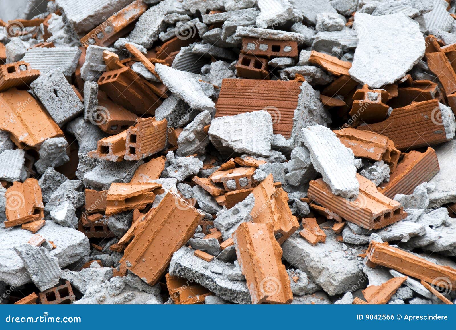 Entulho da construção foto de stock. Imagem de queda, tijolos - 9042566