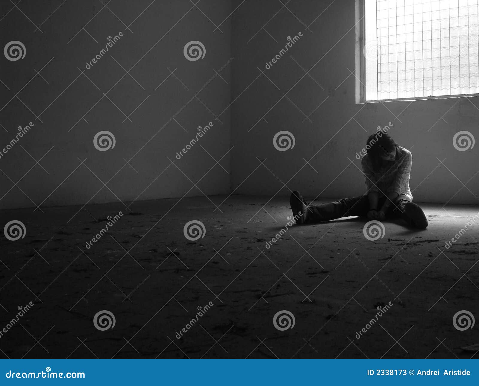 Entumecido imagen de archivo. Imagen de sentada, oscuridad - 2338173