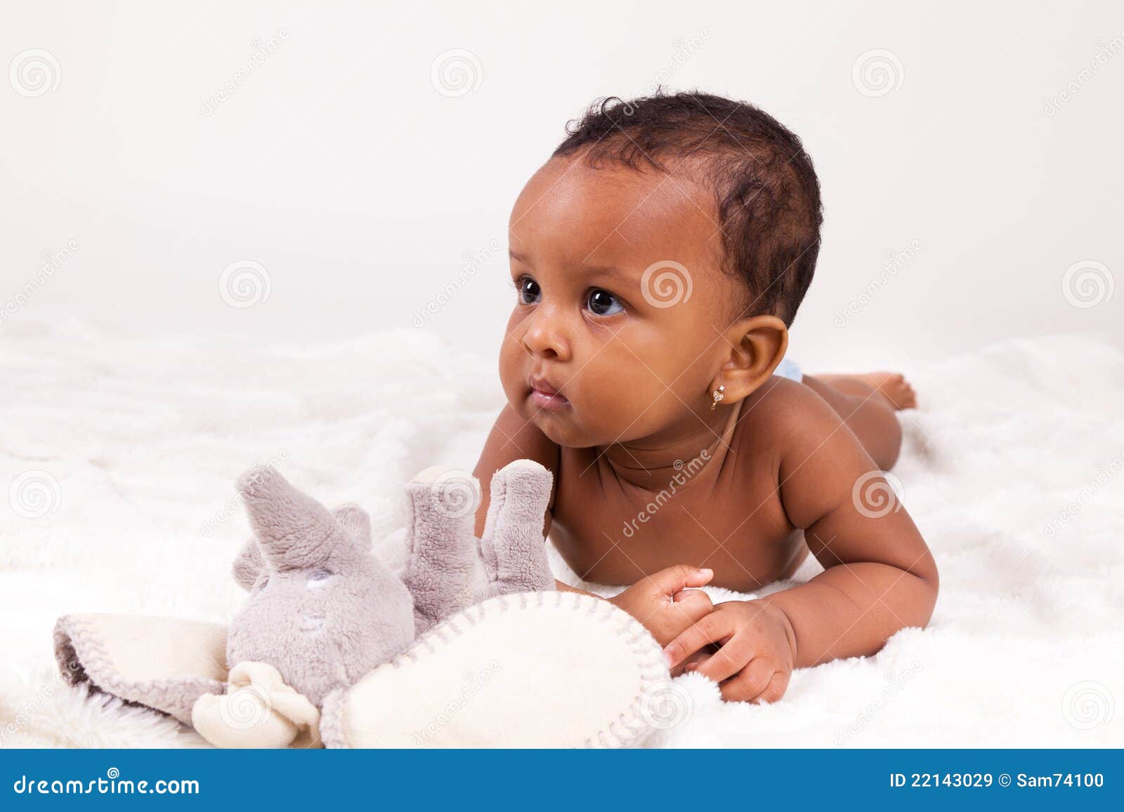 Entzückendes Afroamerikaner-Baby, Das Sich Hinlegt Stockbild - Bild von ... Entzückendes Afroamerikaner-Baby, Das Sich Hinlegt Stockbild - Bild von ...