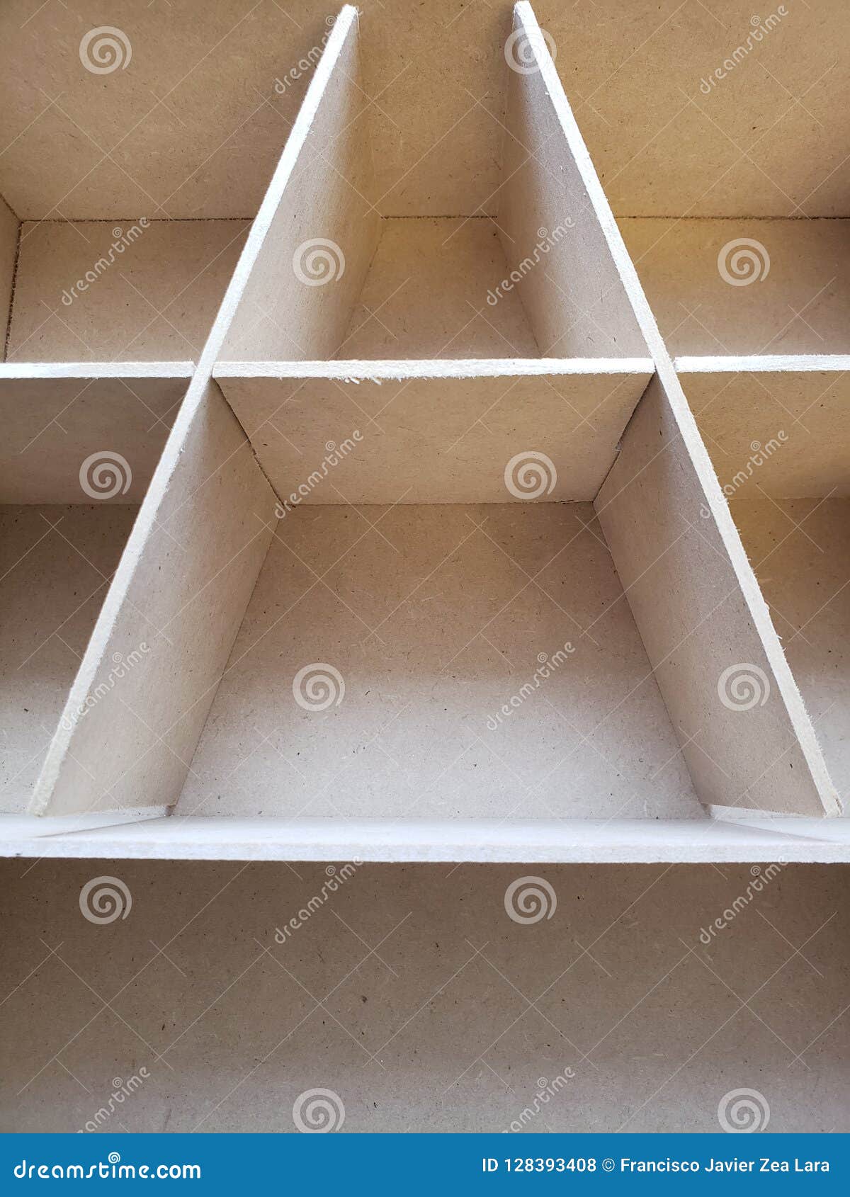 Envase De Madera Con Las Divisiones Para Almacenar Objetos, Foto de ... Envase De Madera Con Las Divisiones Para Almacenar Objetos, Foto de ...
