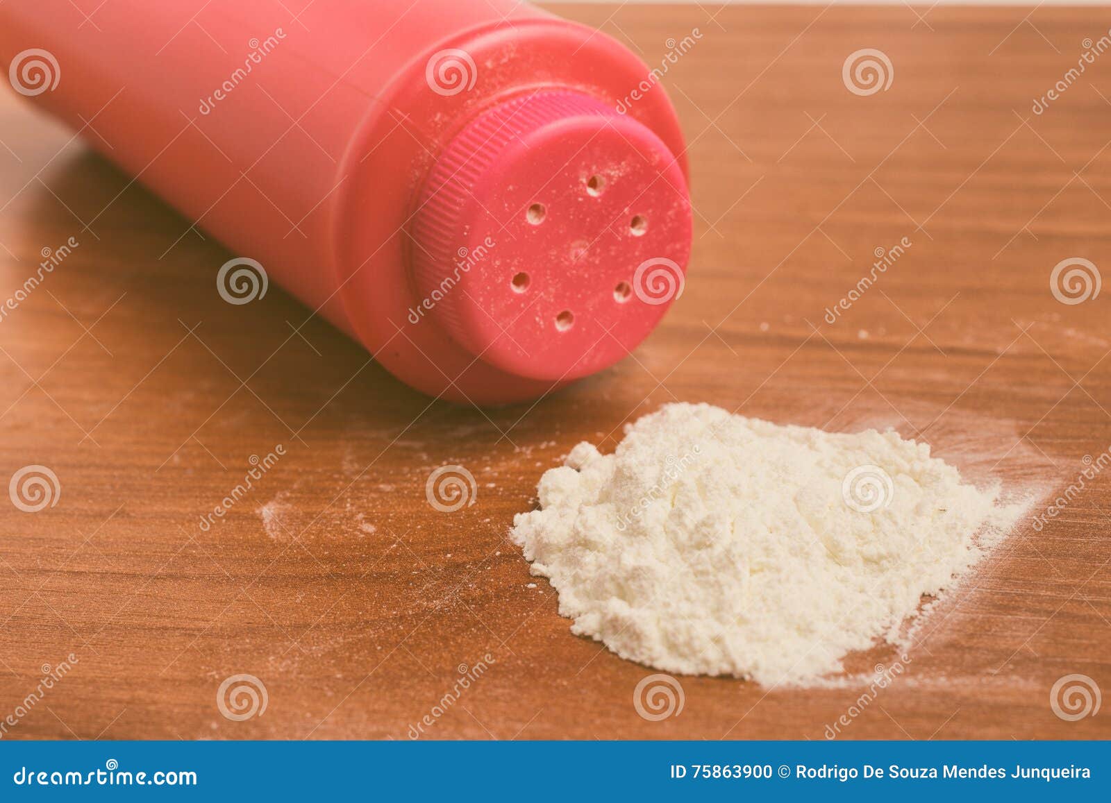 Envase De Polvo De Talco Del Bebé Foto de archivo - Imagen de piel ...