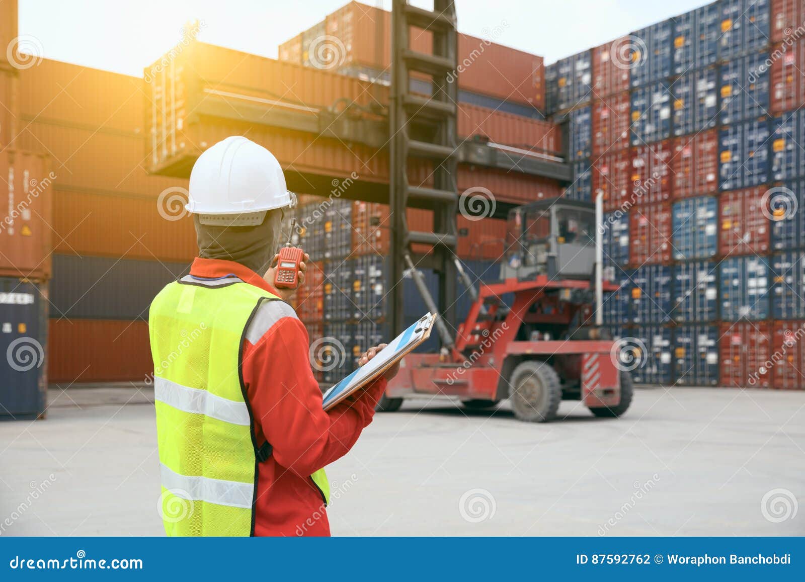 Envases Del Cargamento Del Control Del Capataz Foto de archivo - Imagen ...