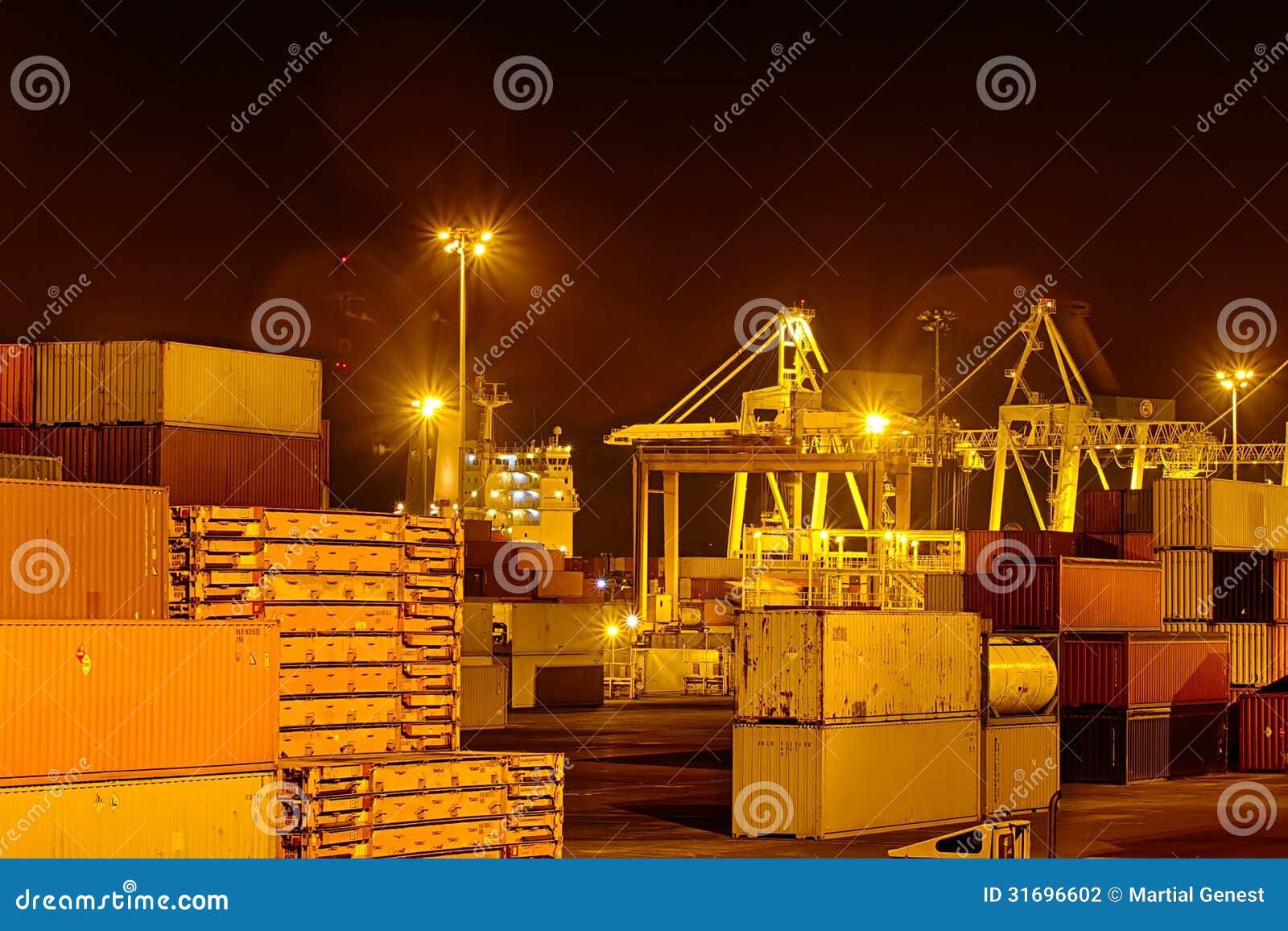 Envases en la noche foto de archivo. Imagen de santo - 31696602