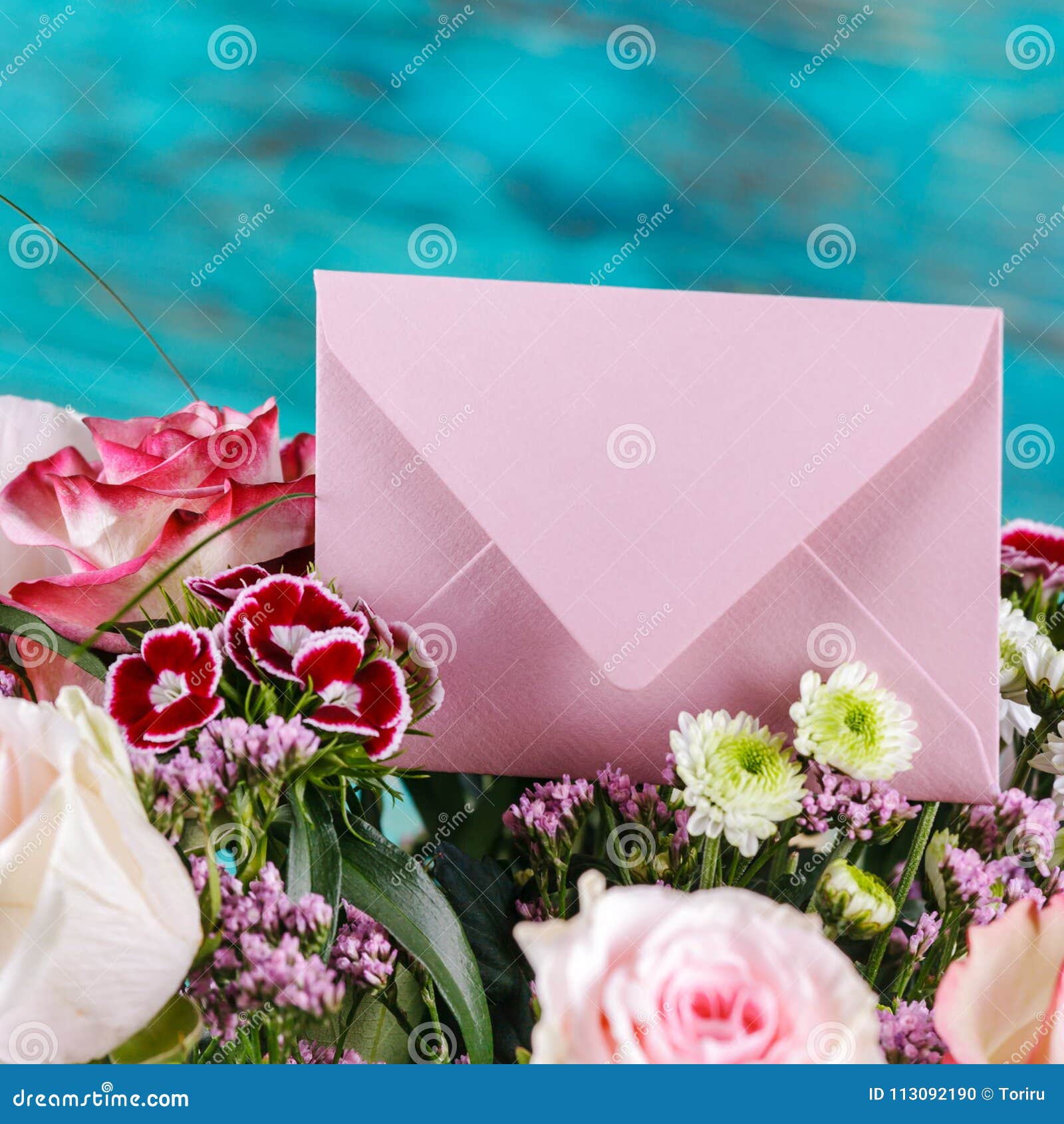 Envelope Cor-de-rosa Com Flores Foto de Stock - Imagem de brilhante ...