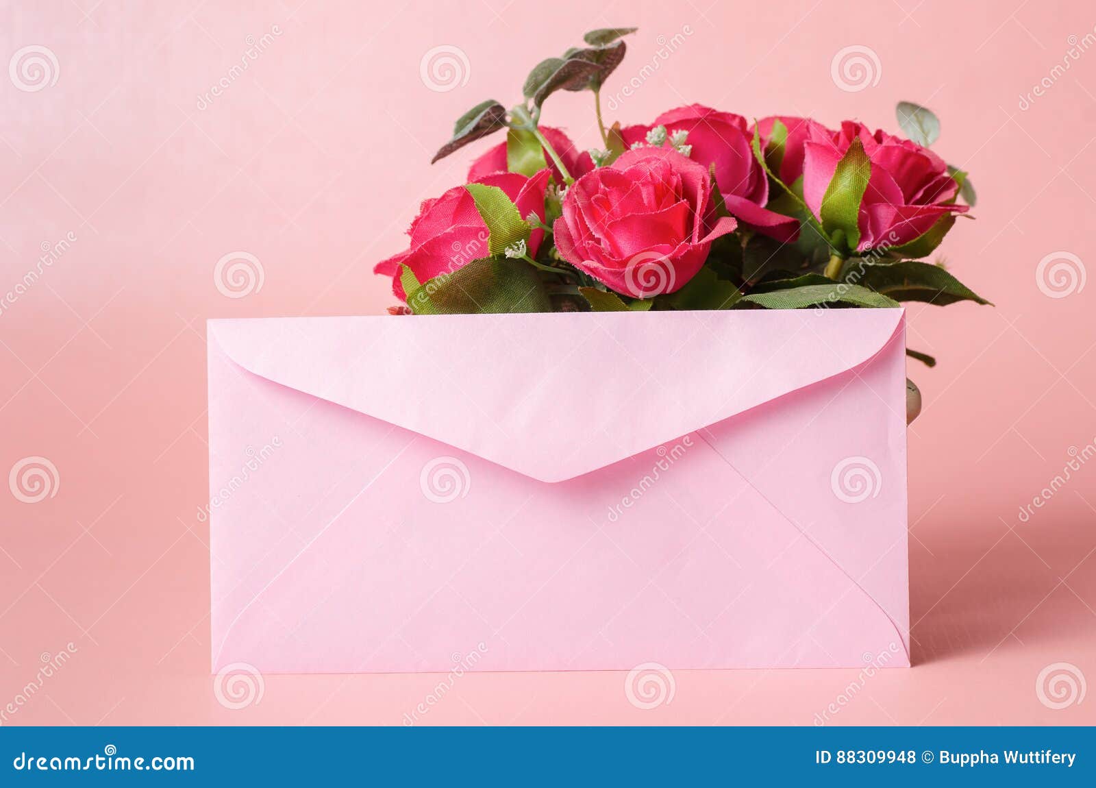 Envelope Cor-de-rosa E Rosas Vermelhas Foto de Stock - Imagem de ...