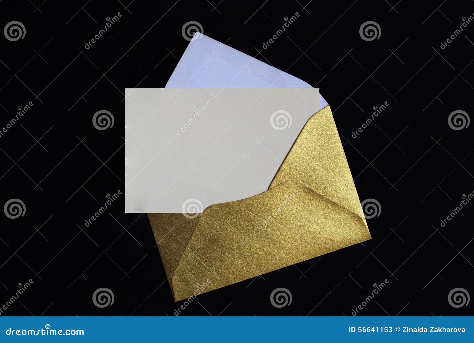 Envelope Dourado Aberto No Fundo Preto Imagem de Stock - Imagem de ...