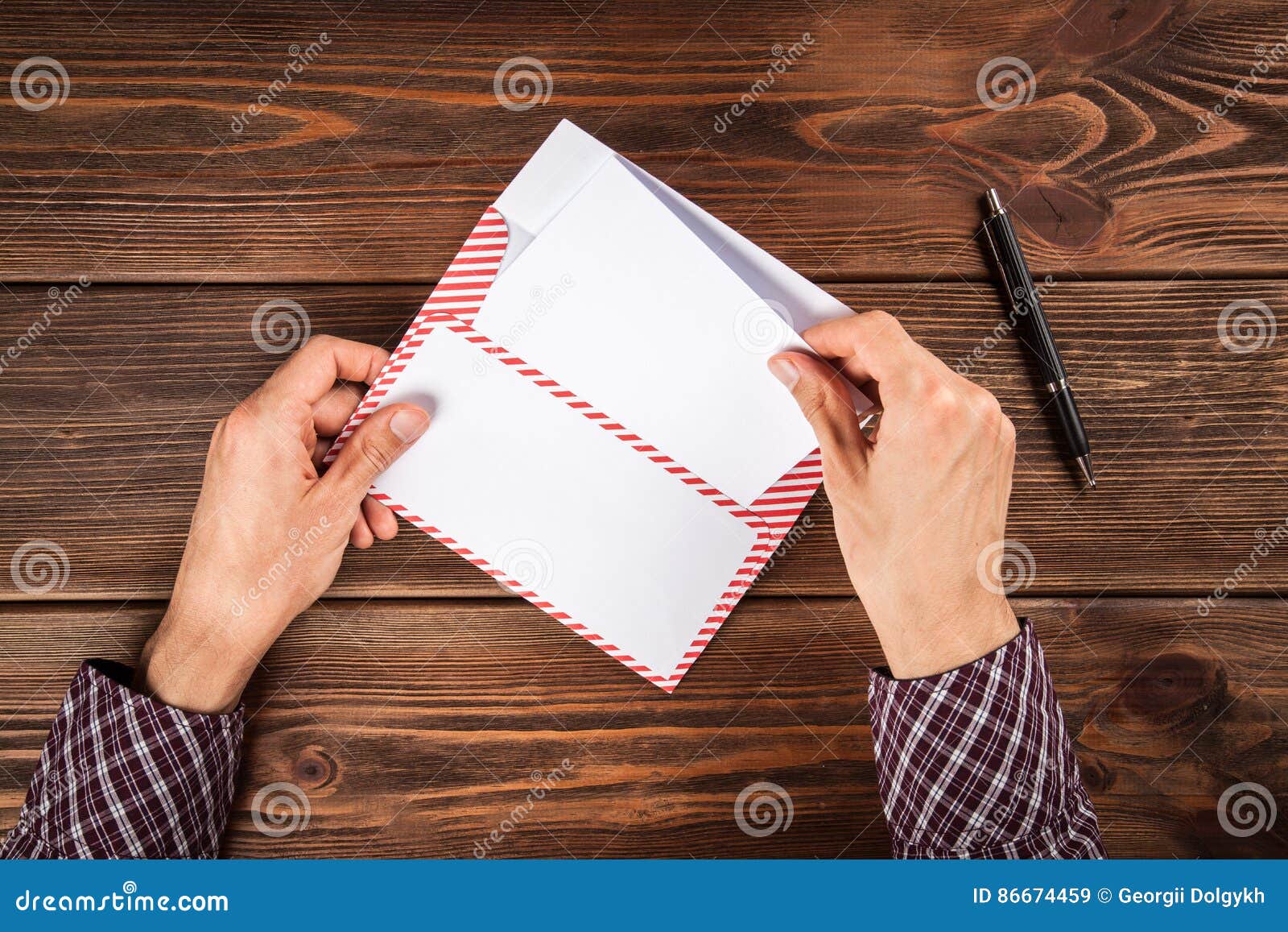 Enviando uma carta imagem de stock. Imagem de correio - 86674459