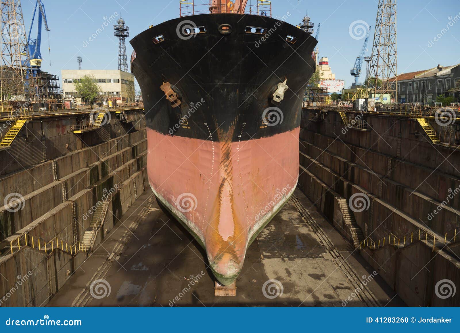 Envie na doca seca foto de stock. Imagem de estaleiro - 41283260