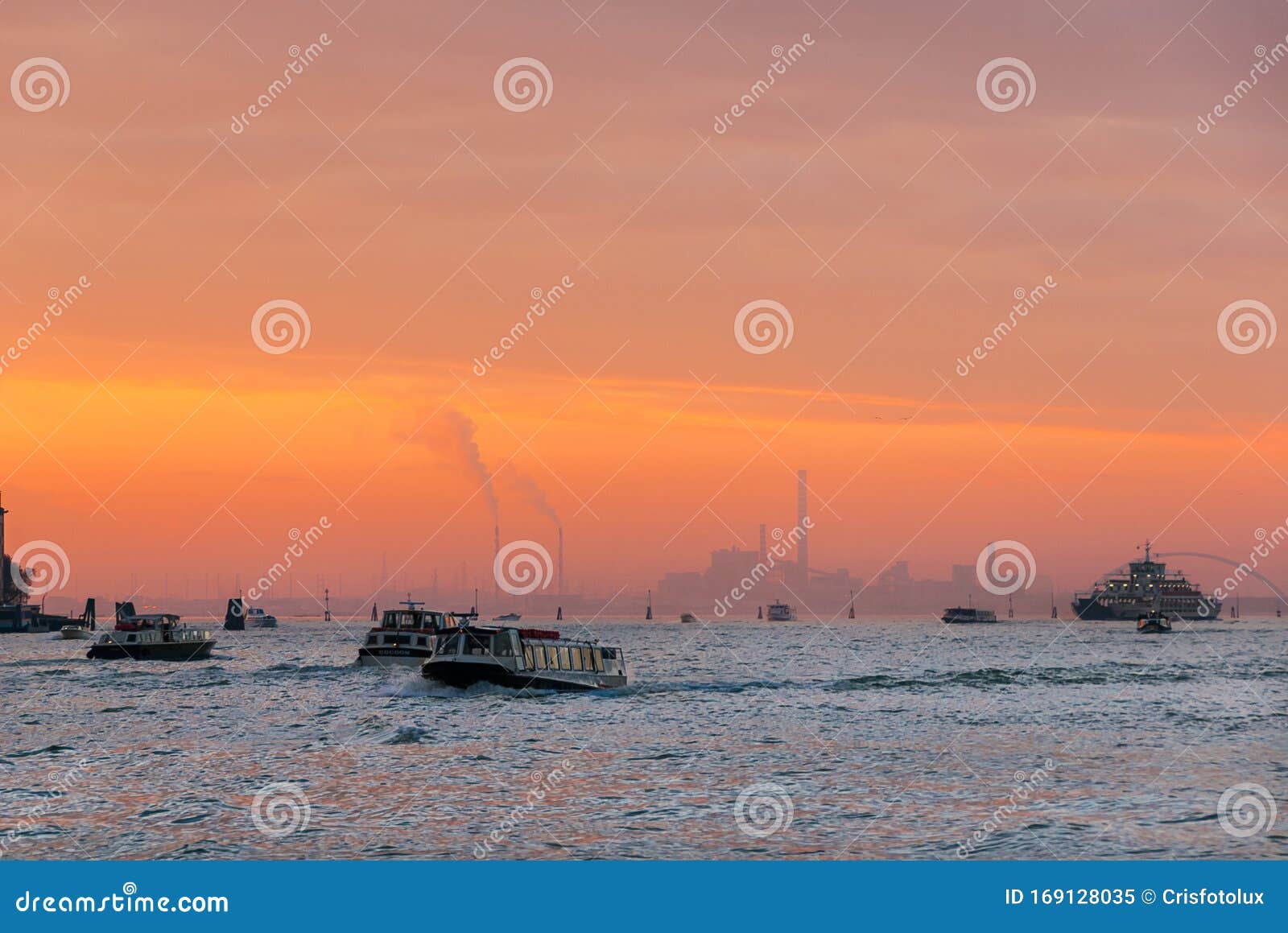 Enviroment and Pollution in Venice Editorial Image - Image of fragile ...