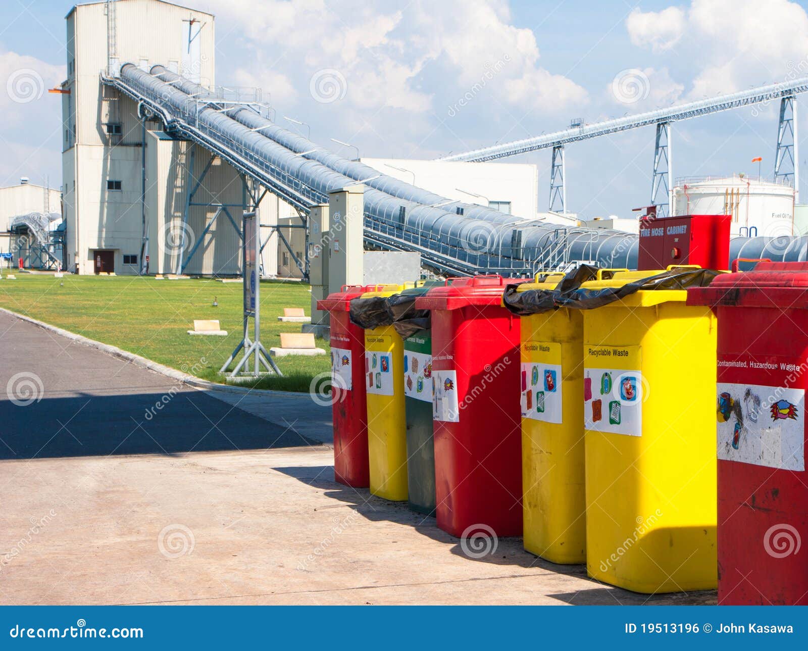 Clean Environmental Trash Can Picture. Image: 19513196