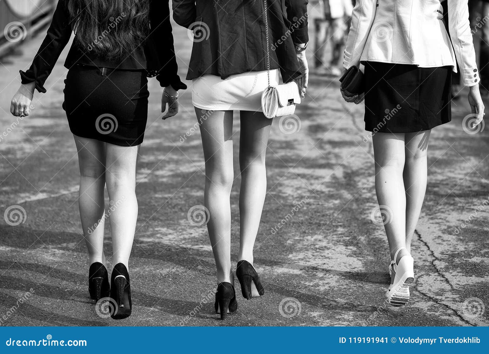 Epilation Van De Benen Drie Meisjes in Korte Rokken Stock Afbeelding ...