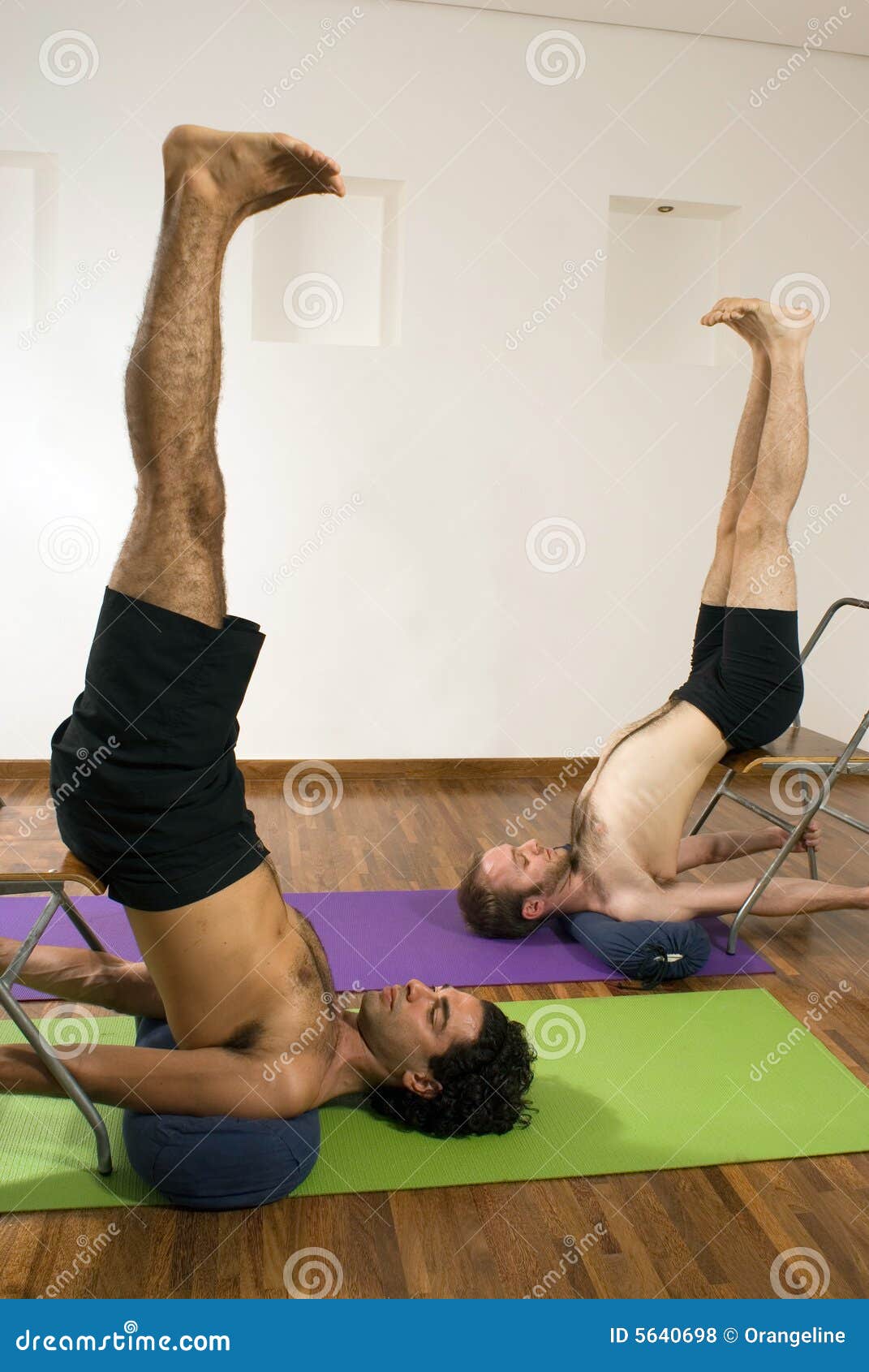 Equilibrio Con Las Escaleras - Vertical Imagen. Imagen: 5640698