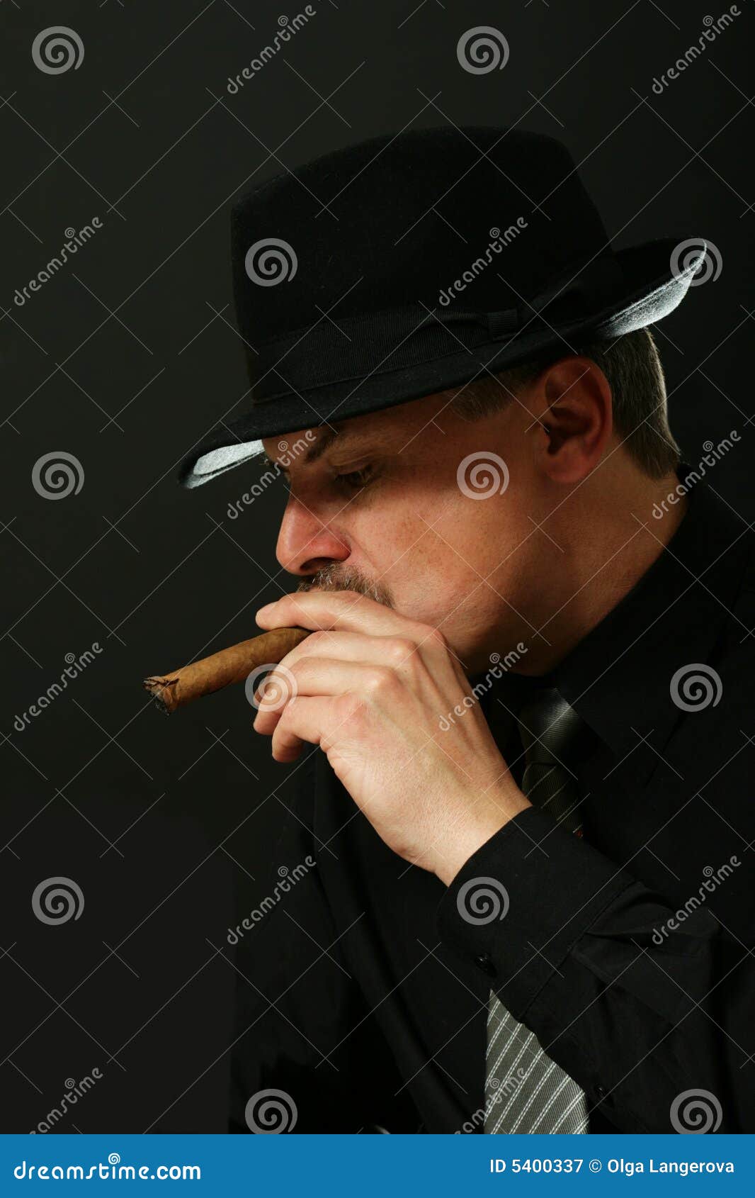 Equipaggi Il Sigaro Di Fumo Immagine Stock - Immagine di sigaro, faccia ...