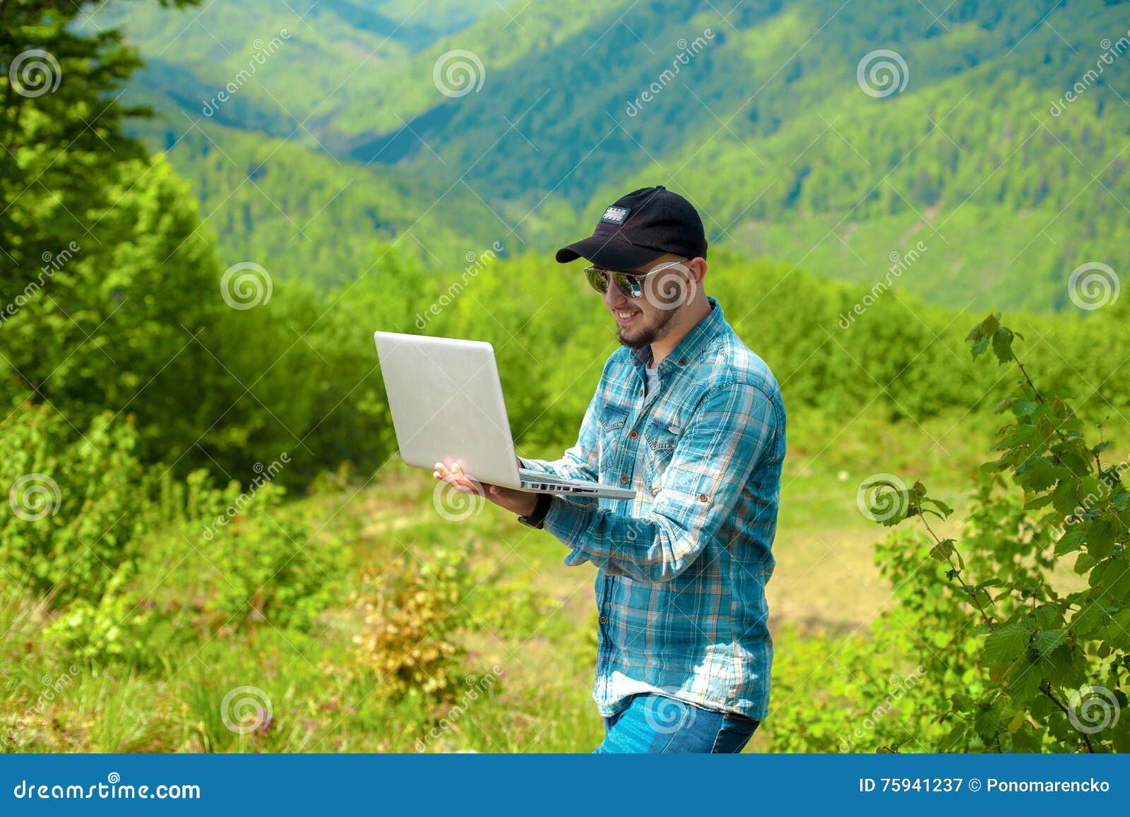 Equipaggi Lavorare Al Computer Portatile Nell'aria Fresca Immagine ...