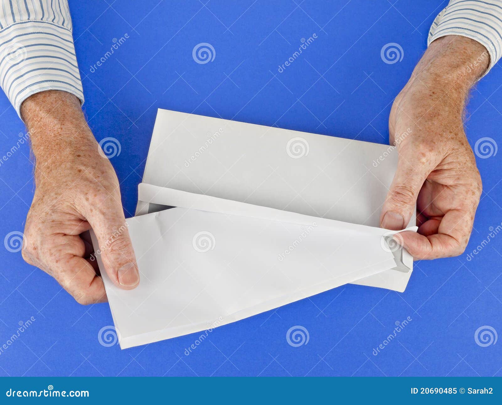 Equipaggi Mettere La Lettera Nella Busta Bianca Immagine Stock ...