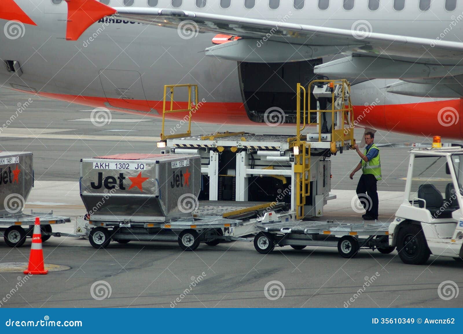 Equipaje del cargamento imagen de archivo editorial. Imagen de gente ...