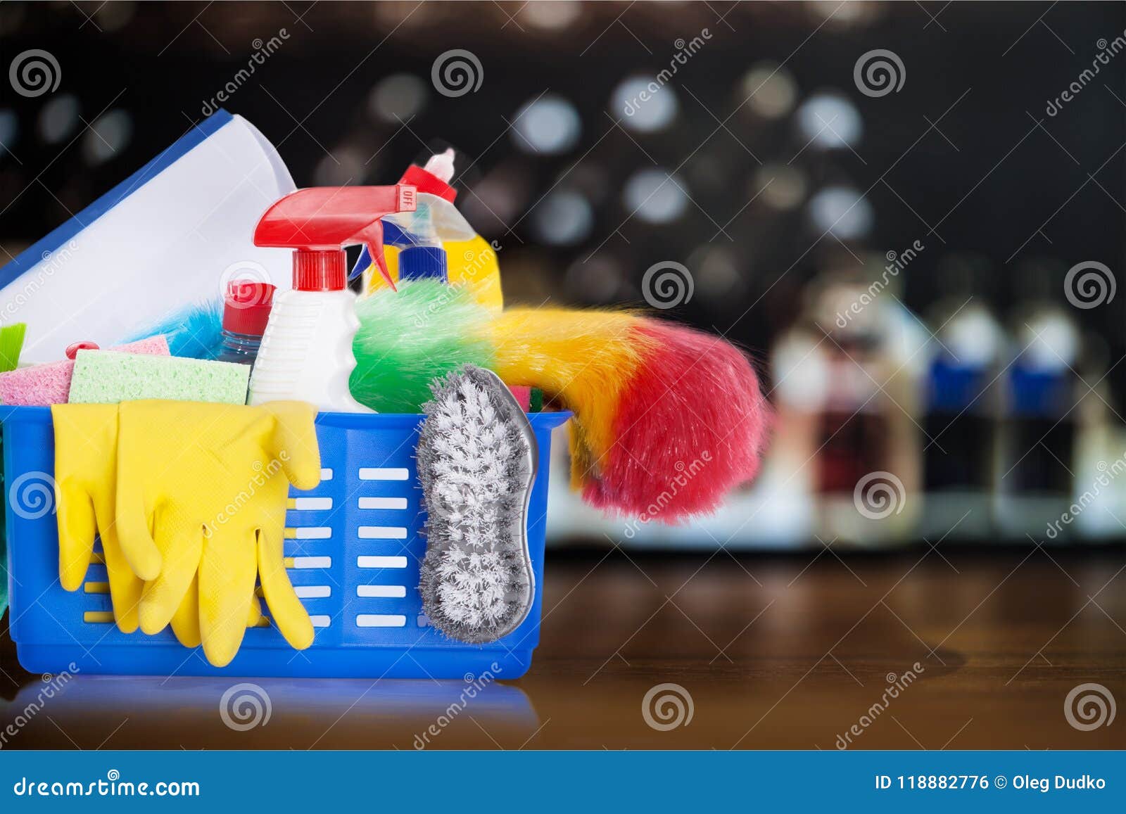 Equipamento Da Limpeza Na Mesa Foto de Stock - Imagem de limpo, esponja ...