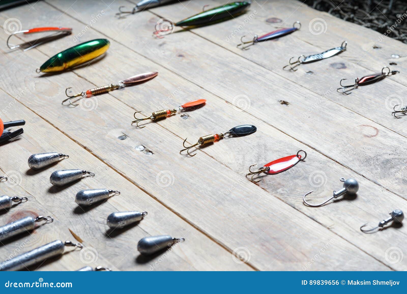 Equipamentos De Pesca No Fundo De Madeira Foto de Stock - Imagem de ...