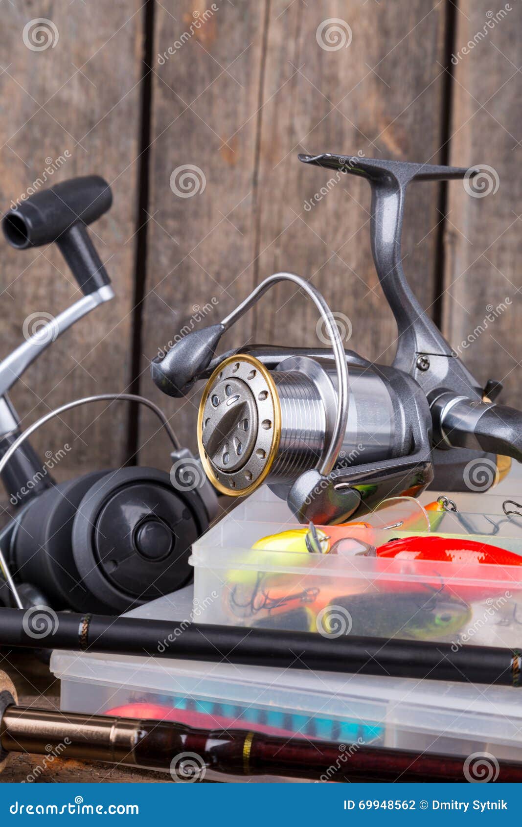 Equipamentos De Pesca No Fundo Vertical Da Placa De Madeira Foto de ...