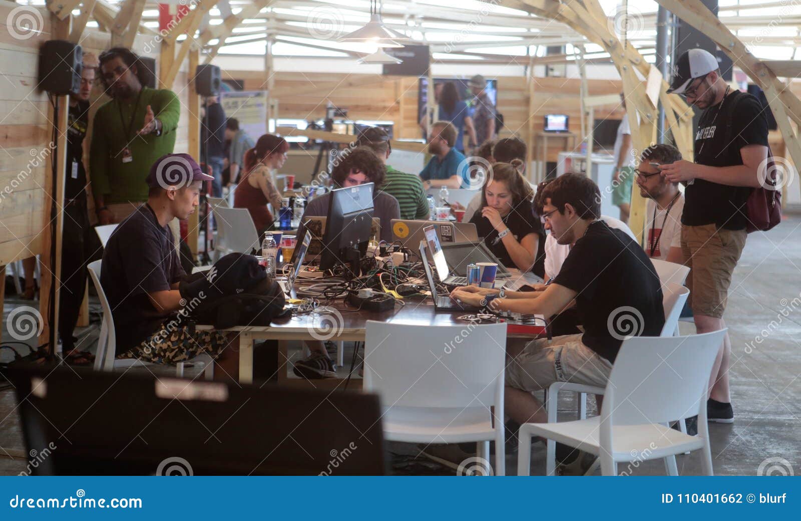 Equipe Dos Programadores De Coworking No Trabalho Largamente Fotografia ...