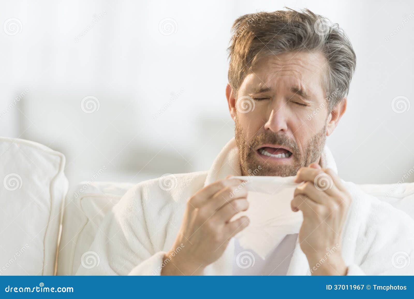 Equipe espirrar no tecido imagem de stock. Imagem de foco - 37011967