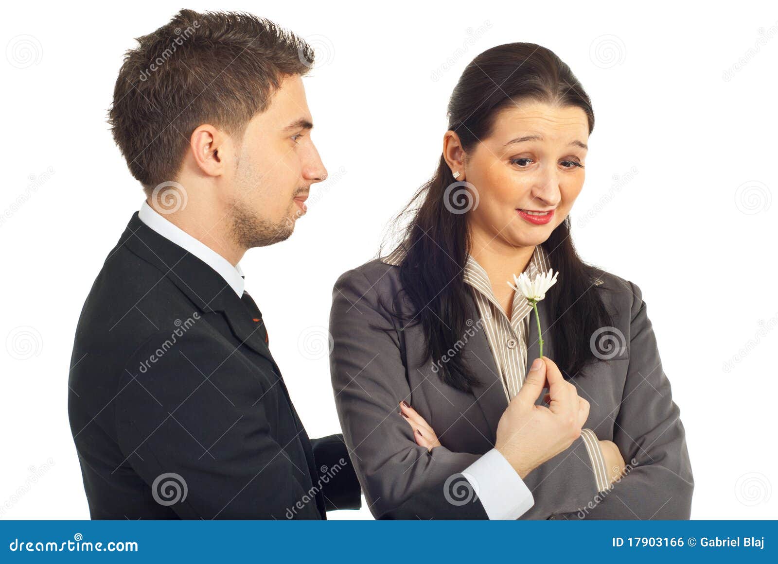 Equipe a Flor Da Oferta a Uma Mulher Curvada Rude Foto de Stock ...