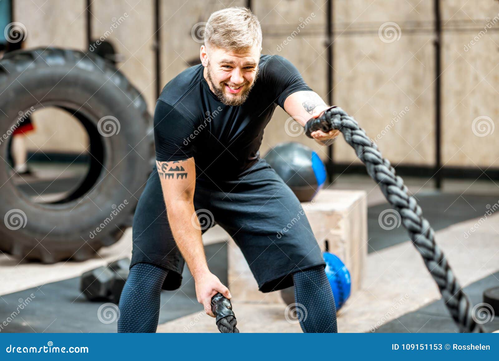 Equipe O Treinamento Com Uma Corda No Gym Imagem de Stock - Imagem de ...