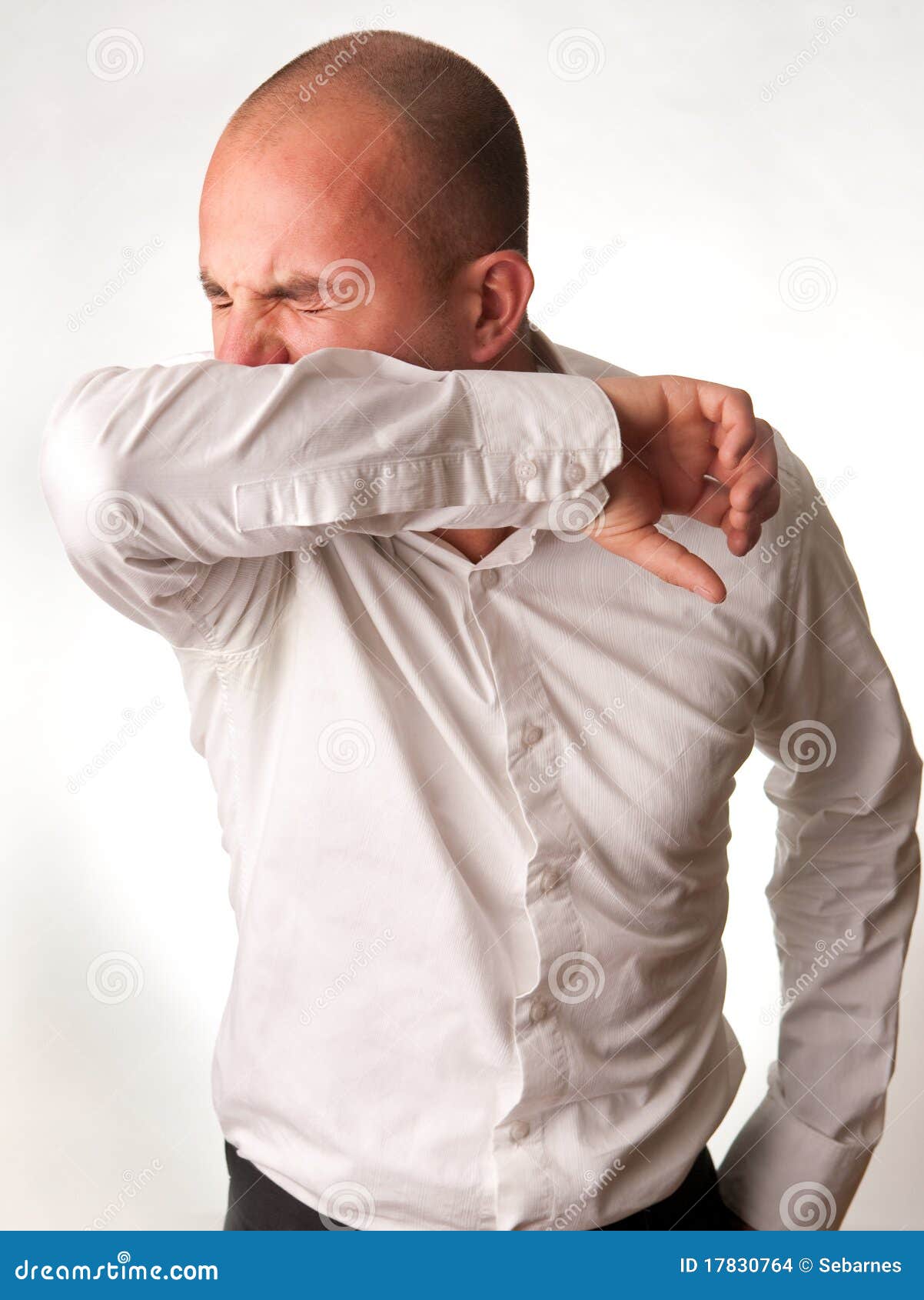 Equipe tossir no cotovelo foto de stock. Imagem de higiene - 17830764