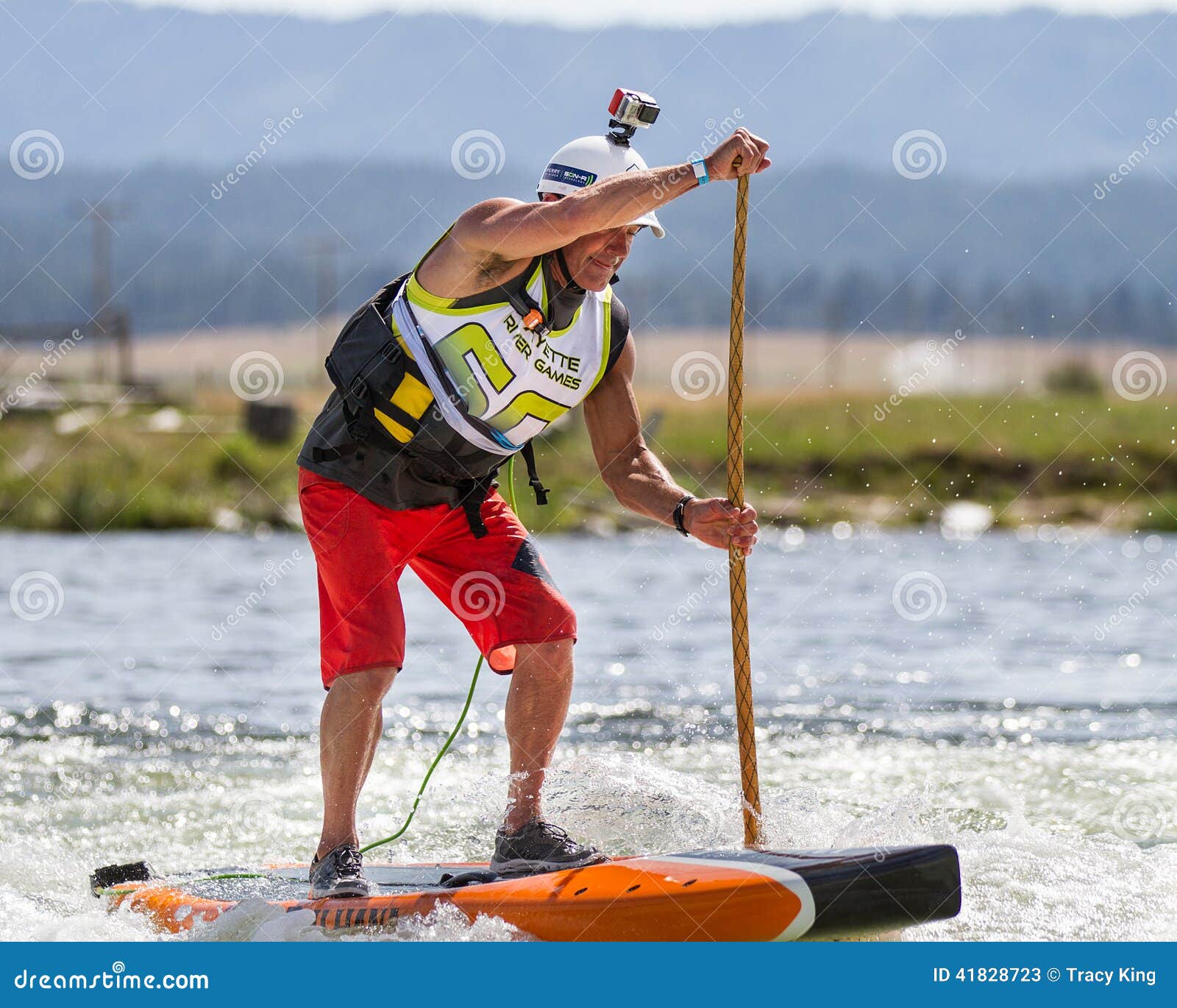 Equipe Usando Um Paddleboard Para Obter Abaixo Do Rio Foto de Stock ...