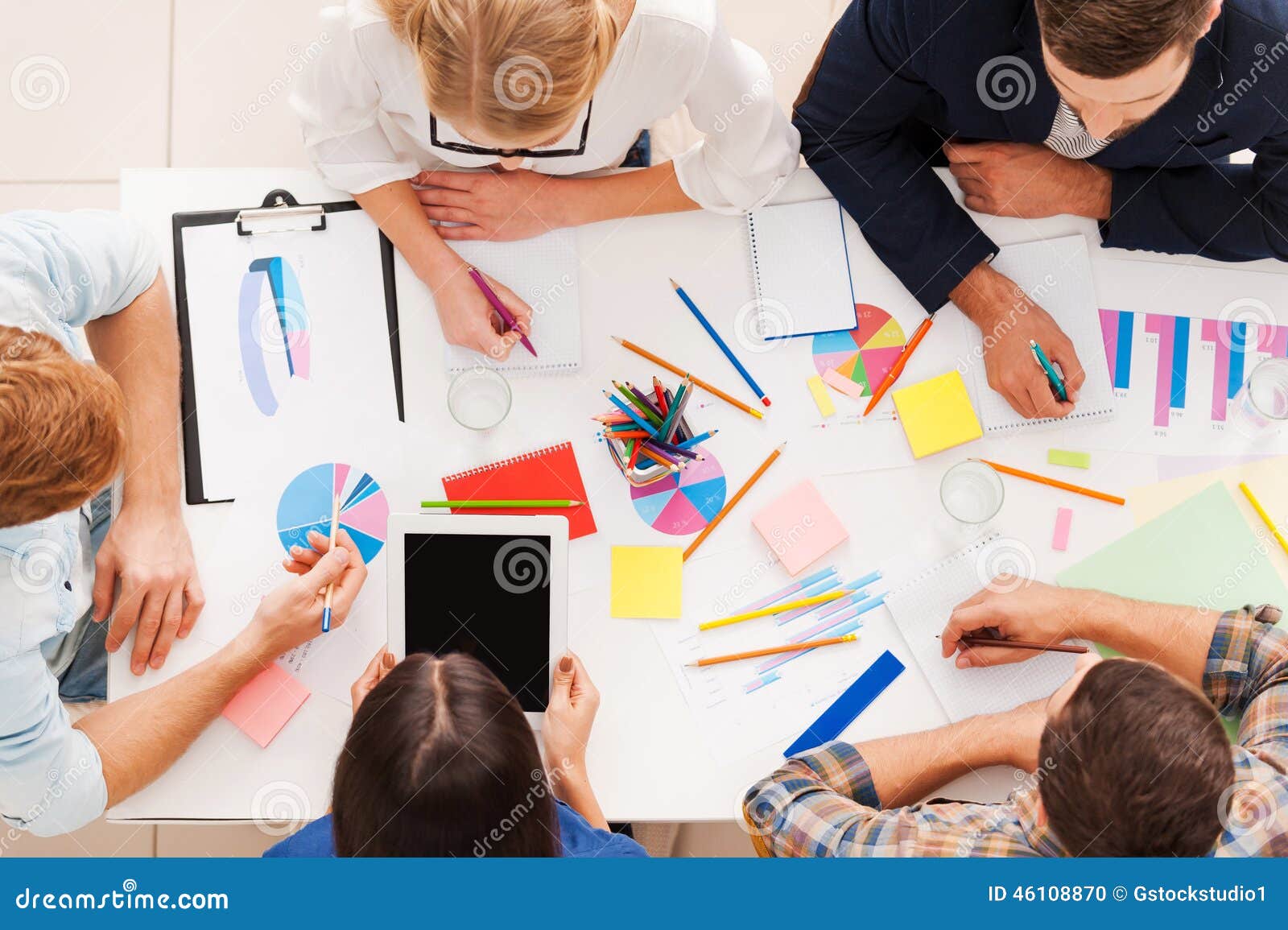 Equipo Creativo En El Trabajo Foto de archivo - Imagen de persona, coloreado: 46108870