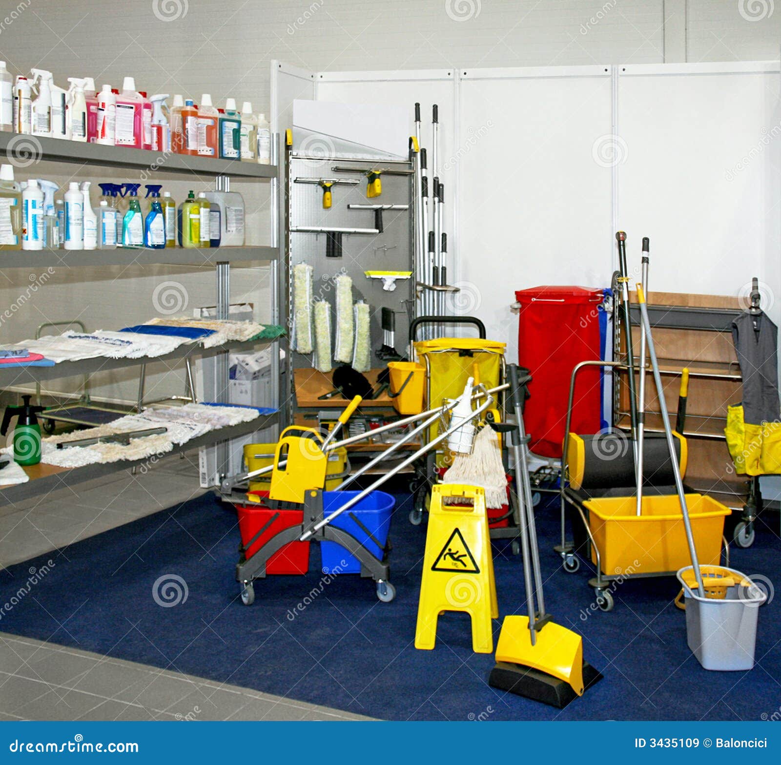 Equipo de la limpieza imagen de archivo. Imagen de limpio - 3435109