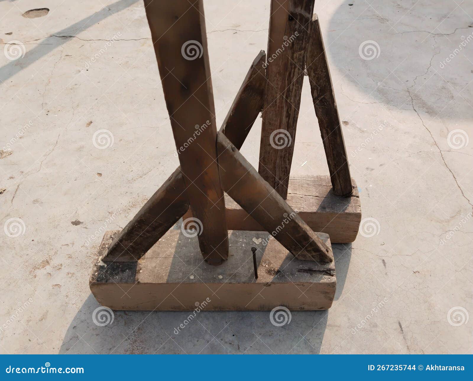 Equipo De Rueda De Hilado Para Rodar Con Hilo De Seda Foto de archivo ...