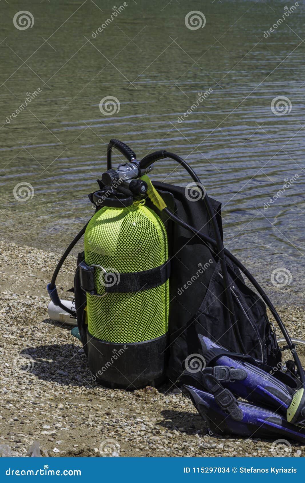 Equipo Del Buceo Con Escafandra En La Playa Foto de archivo - Imagen de ...