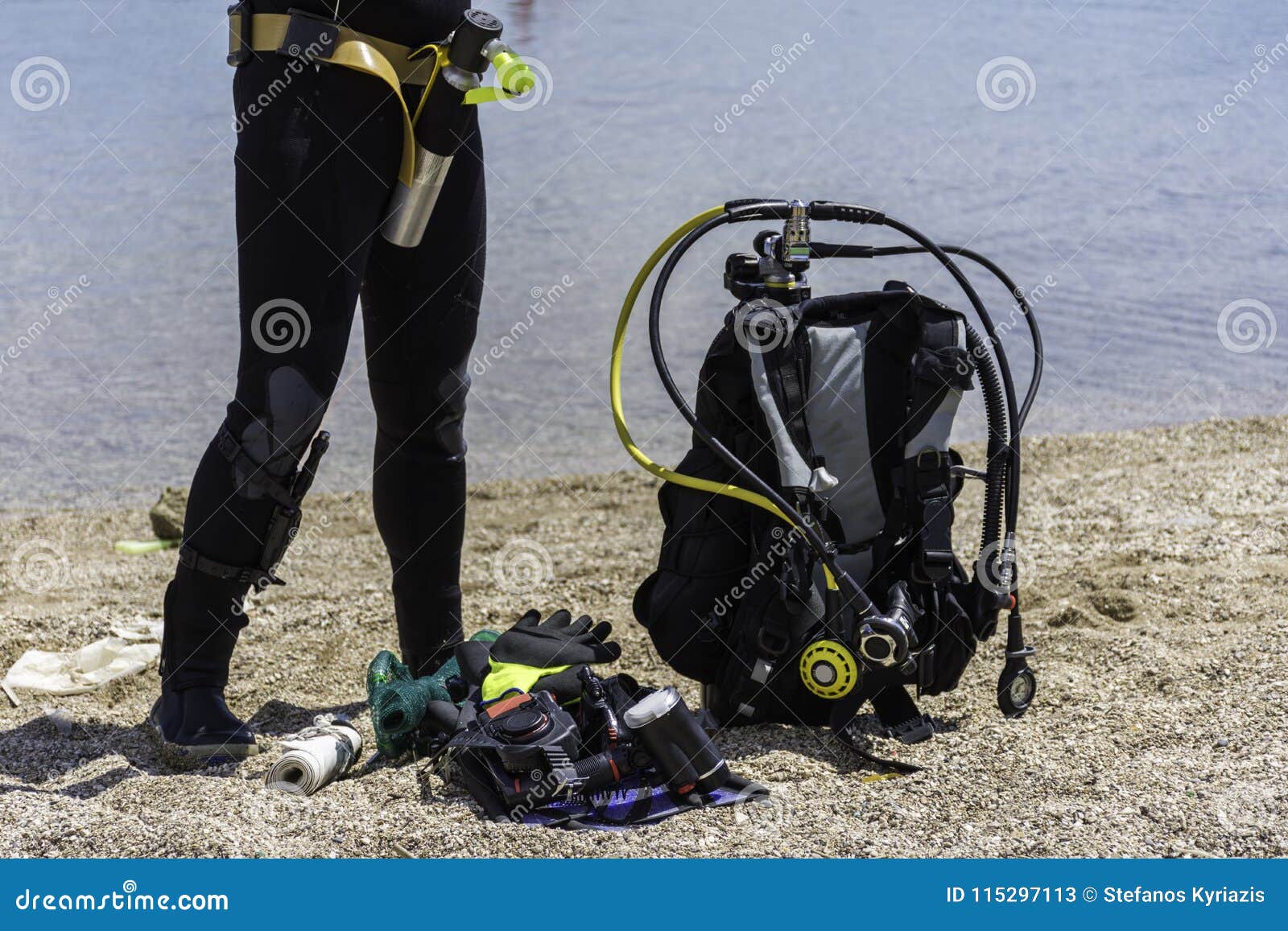 Equipo Del Buceo Con Escafandra En La Playa Imagen de archivo - Imagen ...