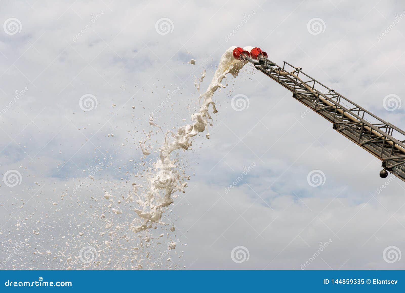 Equipo Extintor Con Espuma Sobre El Cielo Azul Imagen de archivo ...