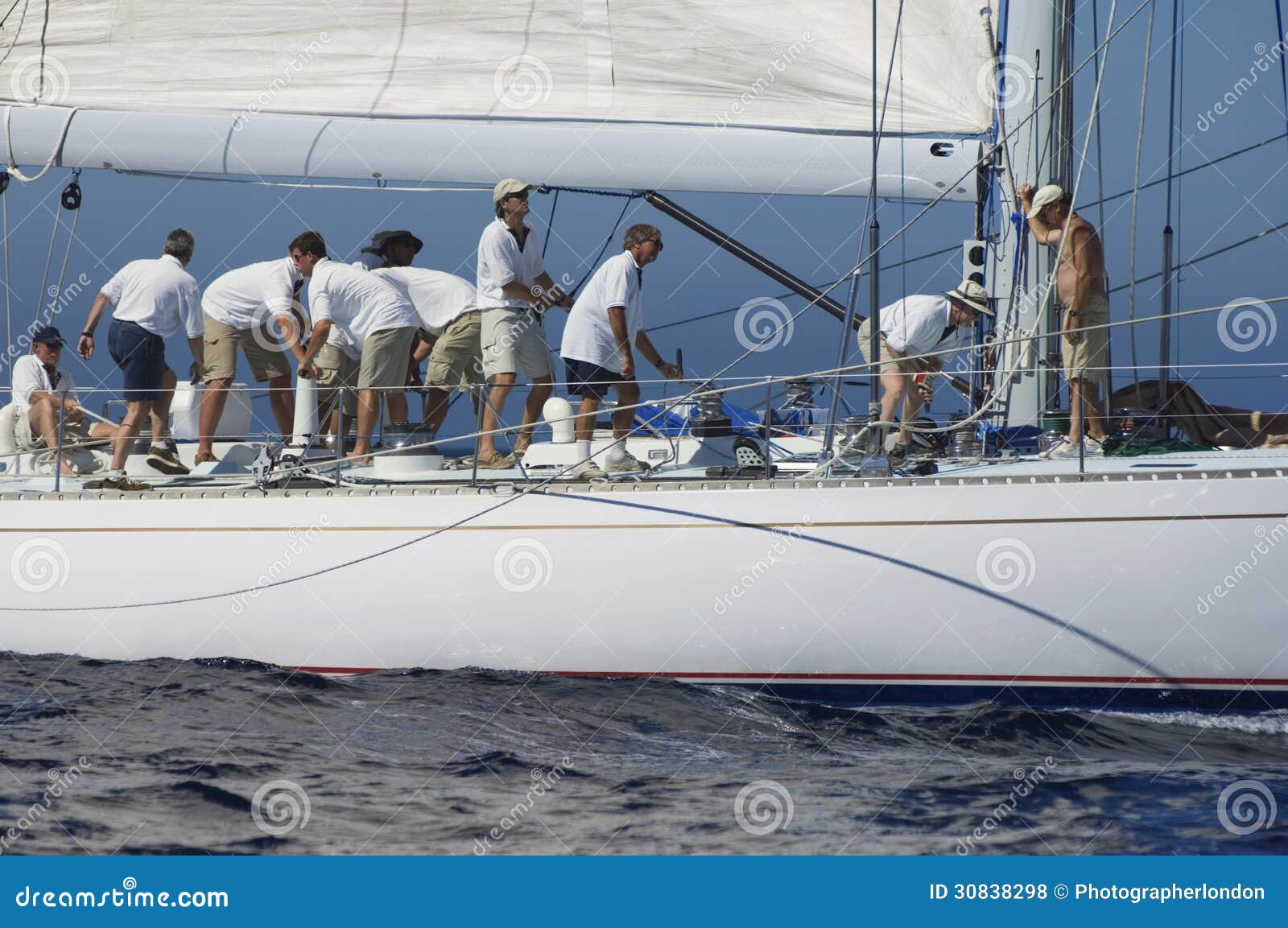 Equipo Que Trabaja En El Velero Foto de archivo - Imagen de aventura ...