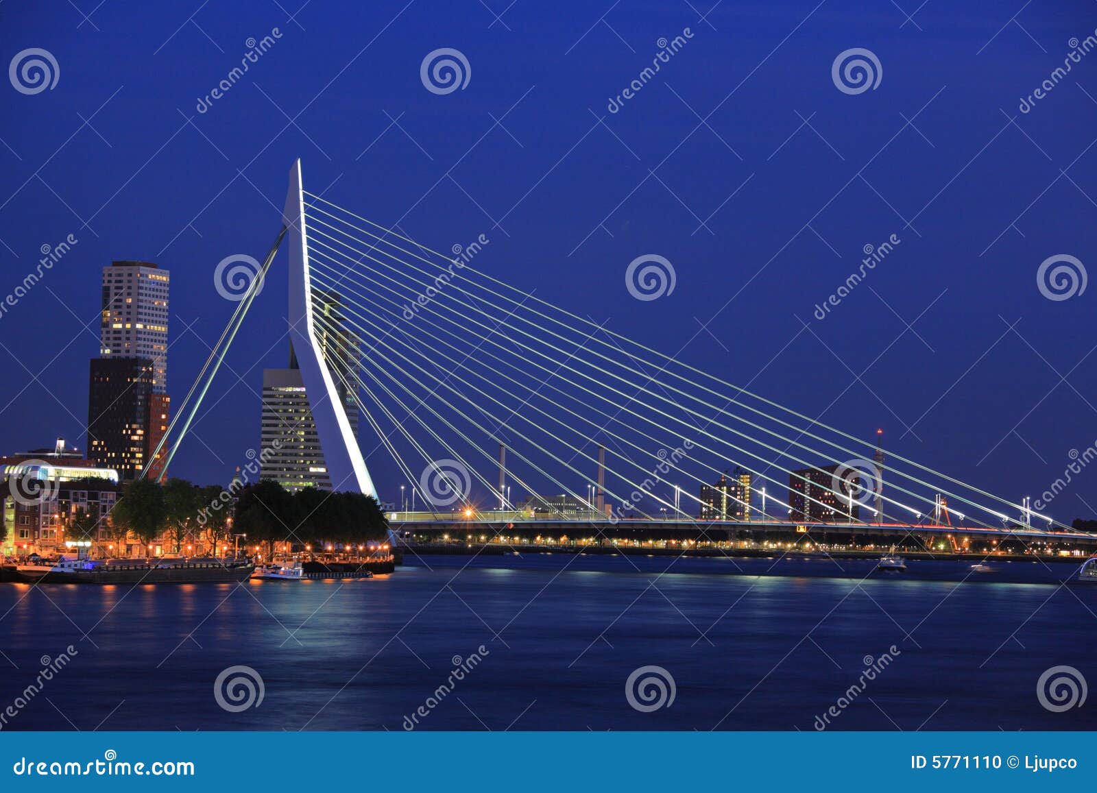 Erasmus brug, Rotterdam redactionele afbeelding. Image of verlicht ...