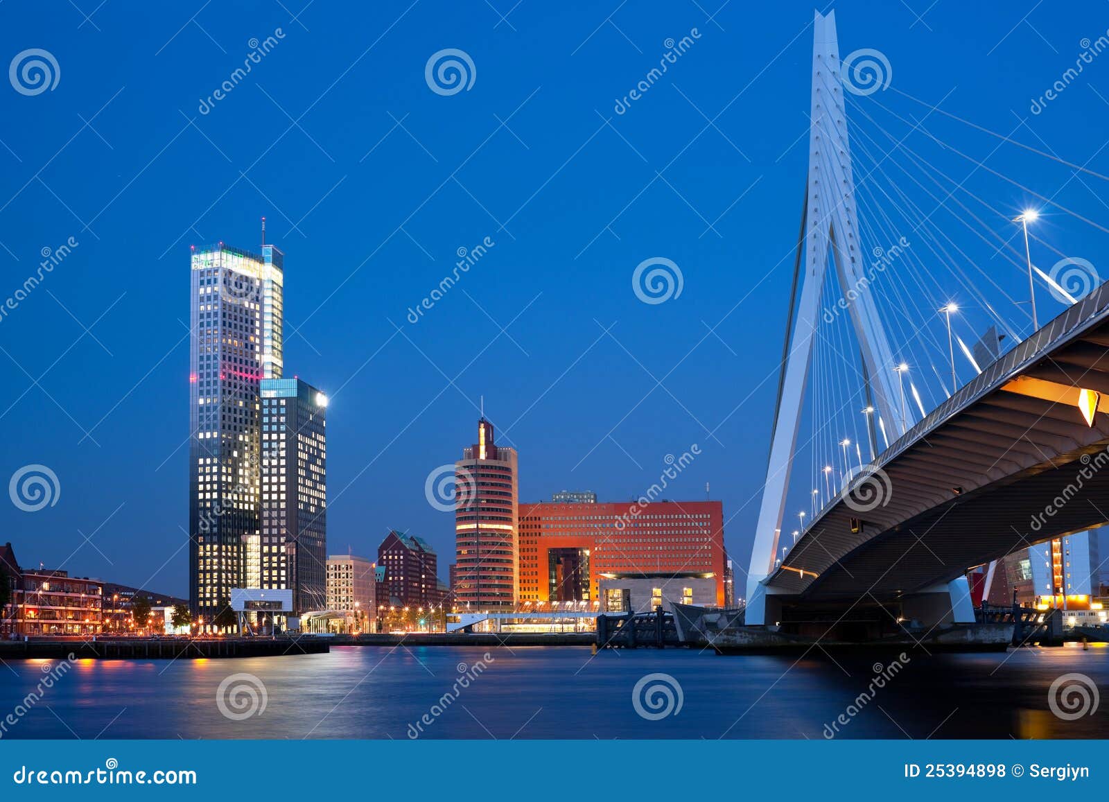 Erasmus Van De Nacht Brug in Rotterdam Redactionele Stock Foto - Image ...