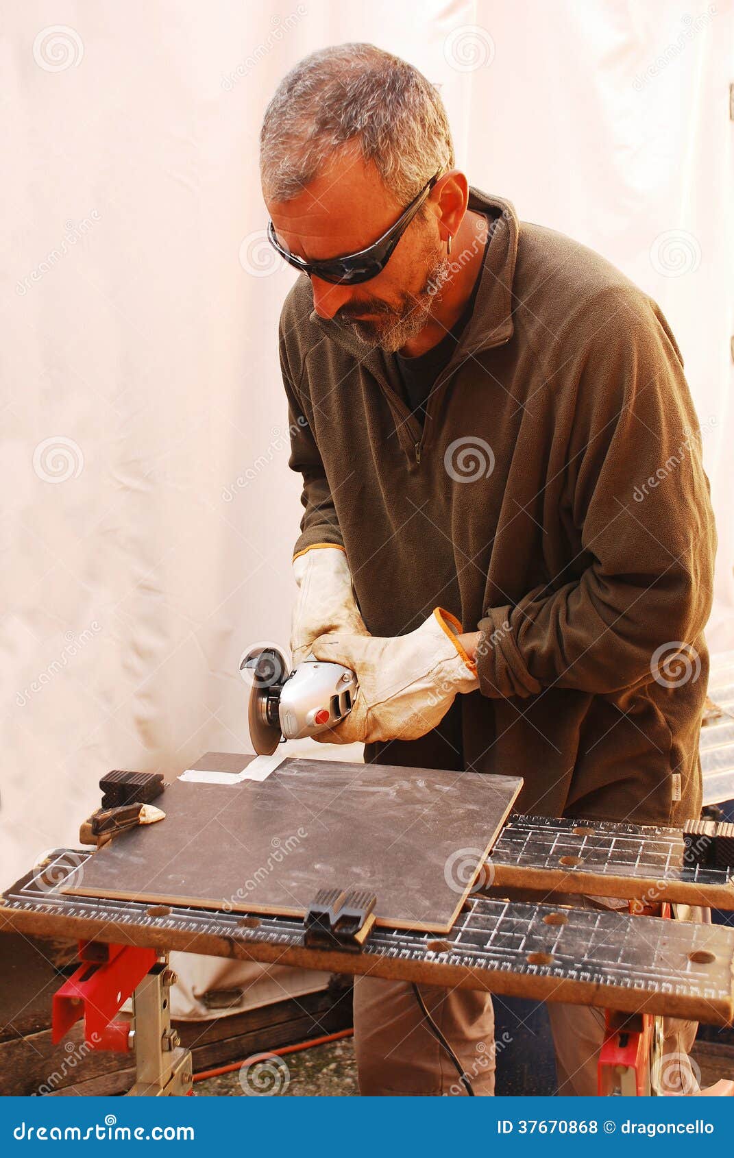 Erbauer Cutting Floor Tile stockfoto. Bild von fällig - 37670868