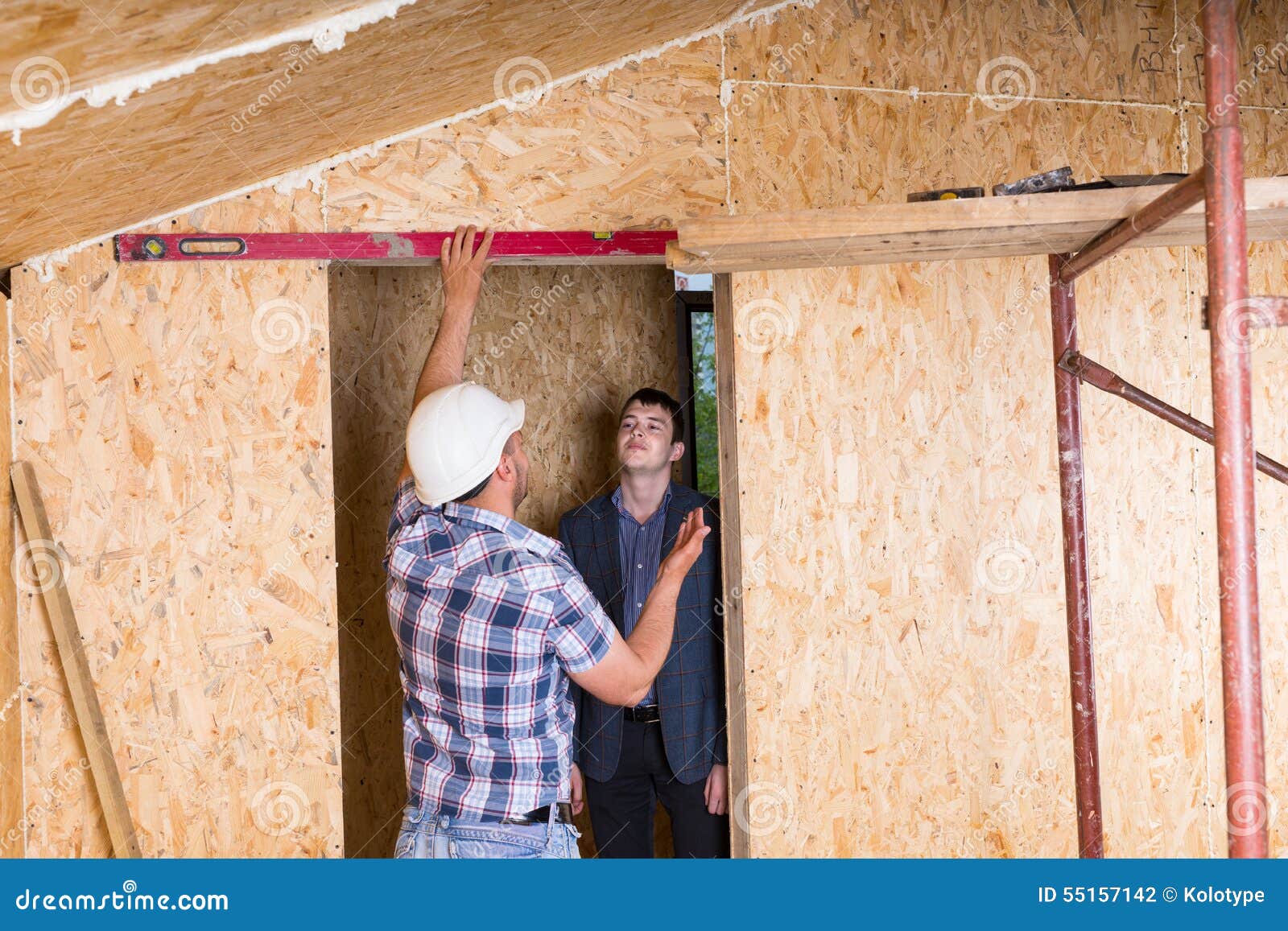 Erbauer Und Architekt Inspecting Door Frame Stockfoto - Bild von fremdfirma, mitarbeit: 55157142