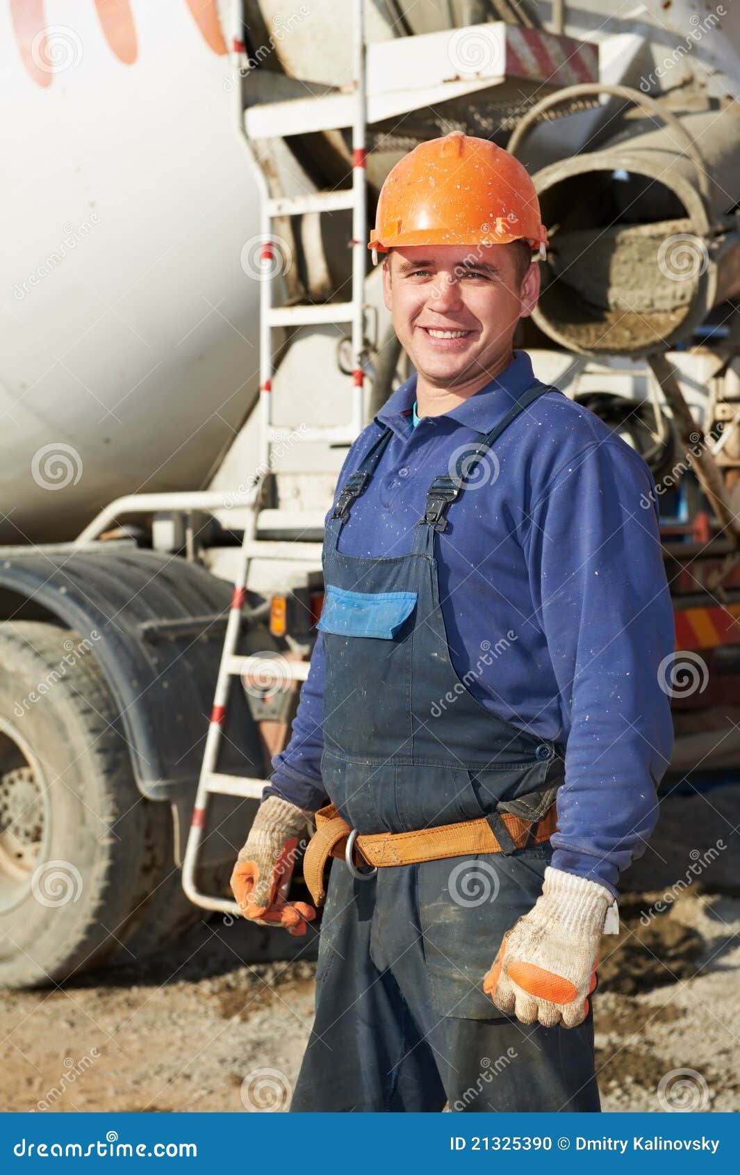 Erbauerarbeitskraft an Der Baustelle Stockfoto - Bild von helm ...