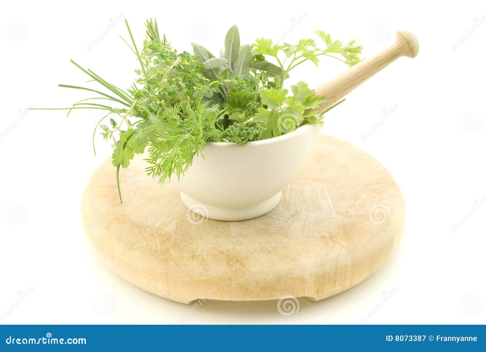 Erbe in Mortaio Con Il Pestello Immagine Stock - Immagine di culinario ...