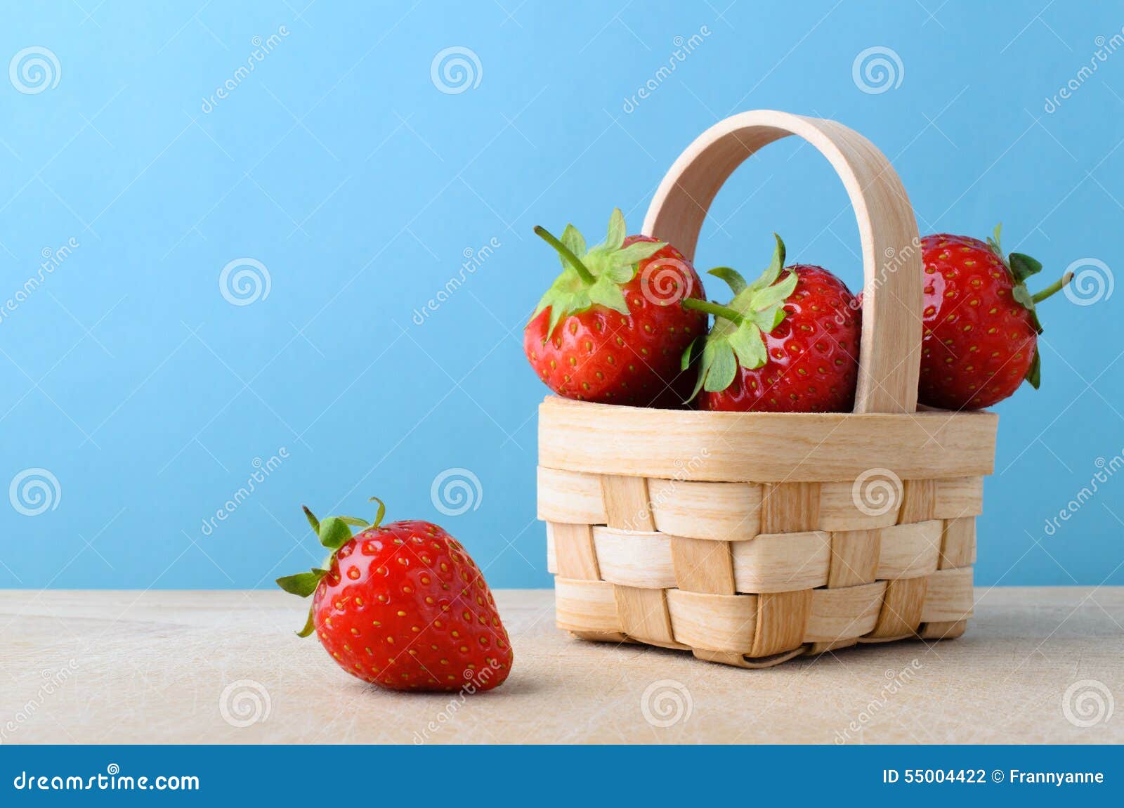 Erdbeeren Im Kleinen Korb Mit Blauem Hintergrund Stockfoto - Bild von ...