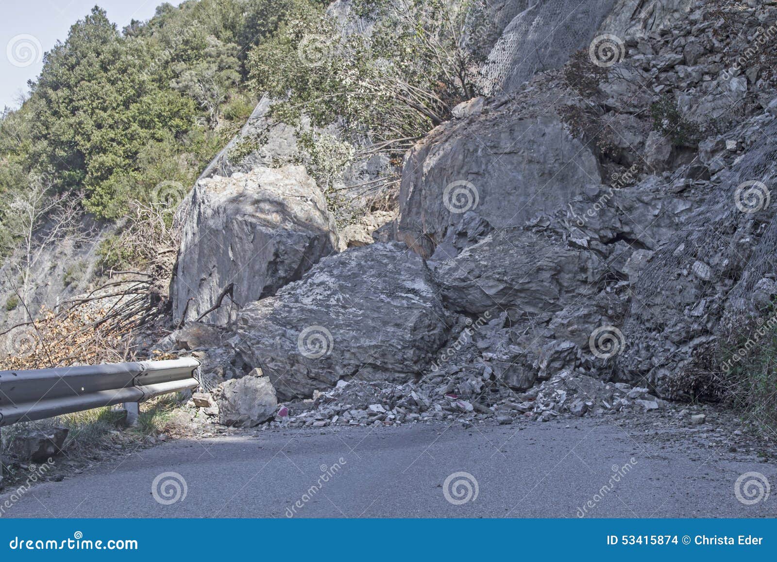 Erdrutsch auf einer Straße stockfoto. Bild von steinschlag - 53415874