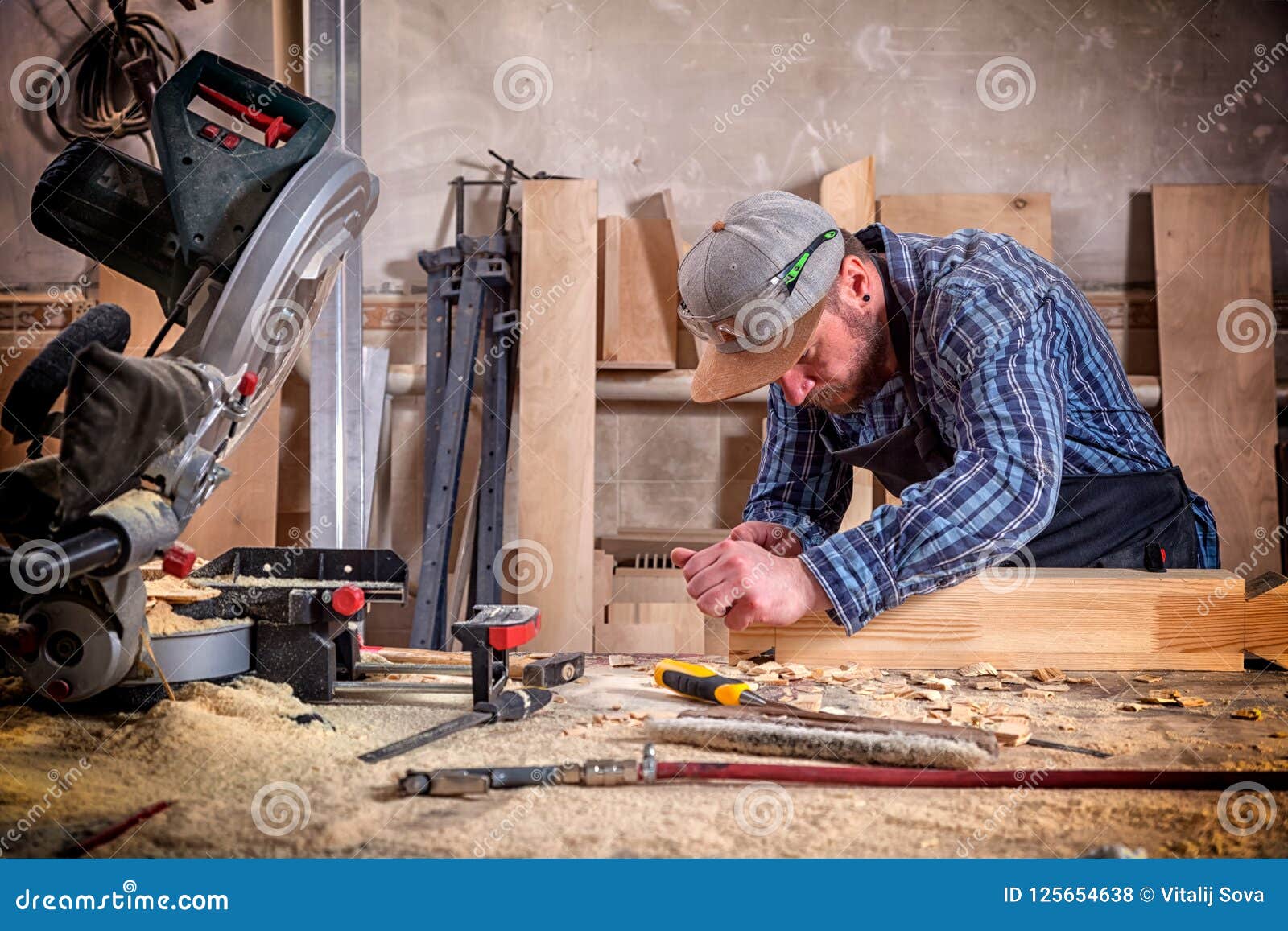 Erfaren snickare arkivfoto. Bild av för, lyckligt, garnering - 125654638