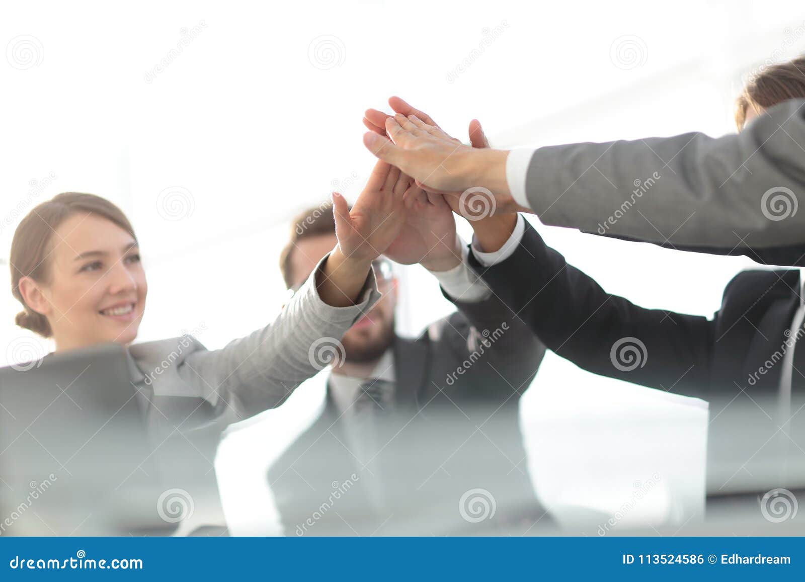 Erfolg Und Sieg Das Konzept Der Teamwork Stockfoto - Bild von konzept ...