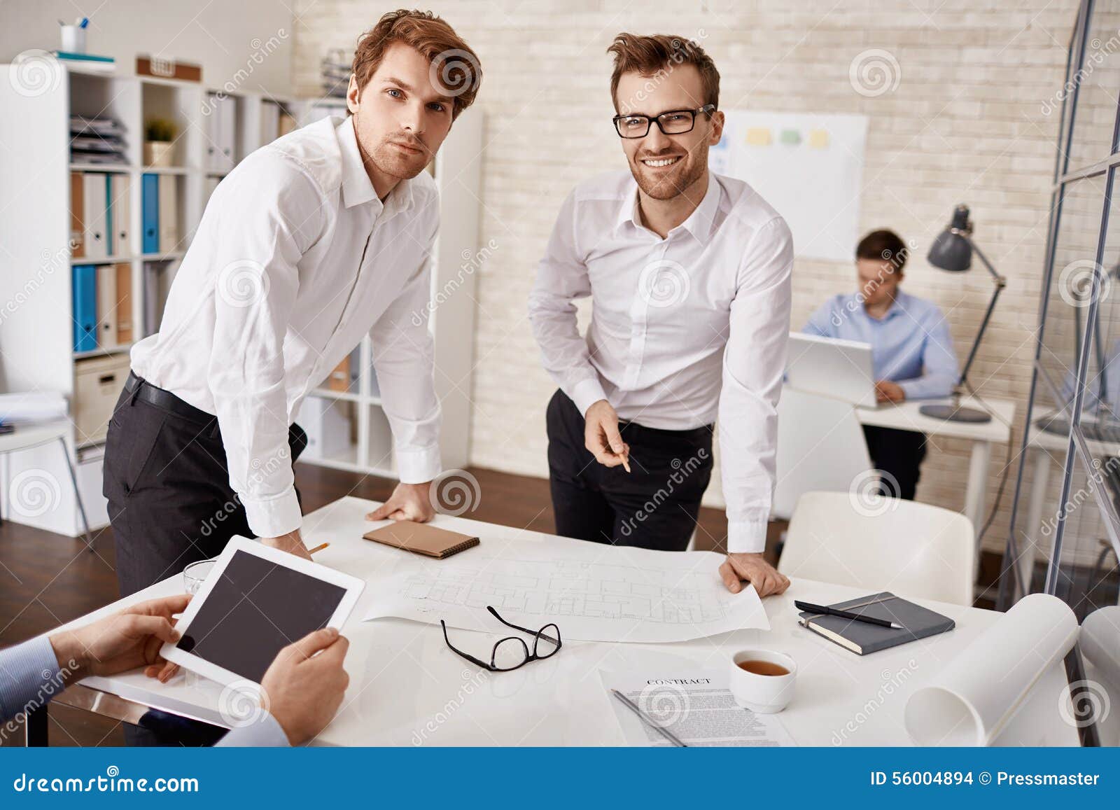 Erfolgreiche Angestellte stockfoto. Bild von skizze, elegant - 56004894