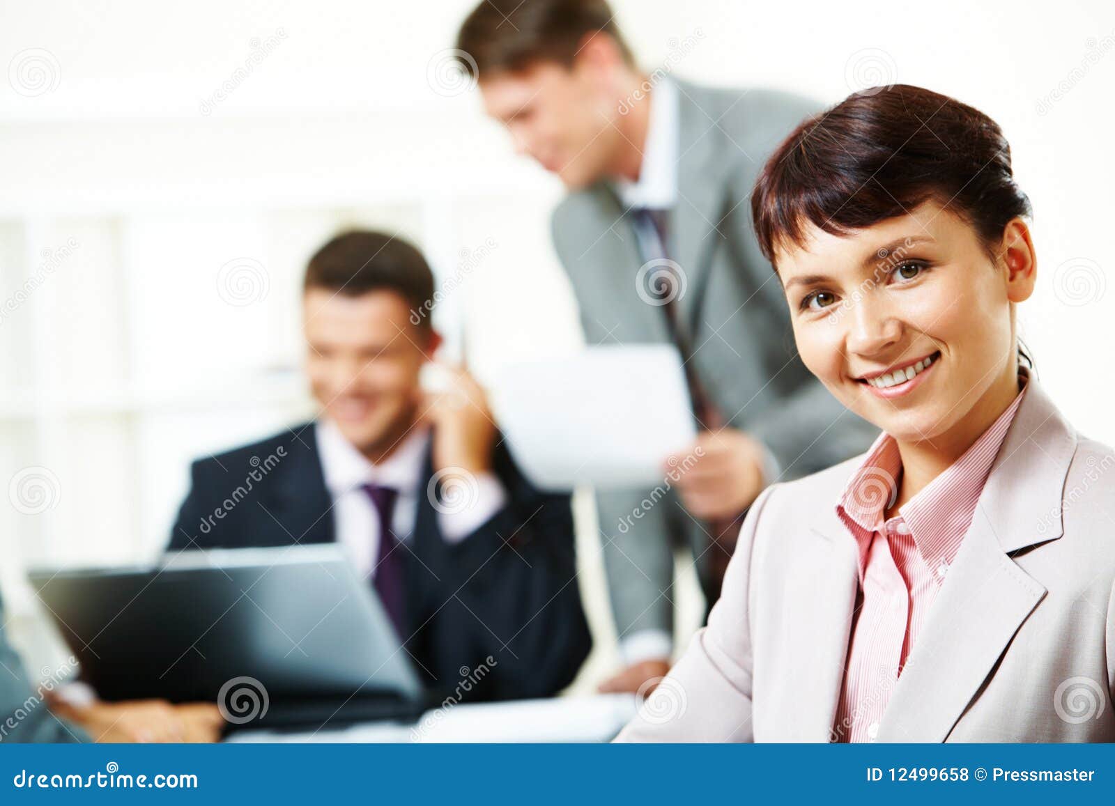 Erfolgreicher Angestellter stockfoto. Bild von leitprogramm - 12499658